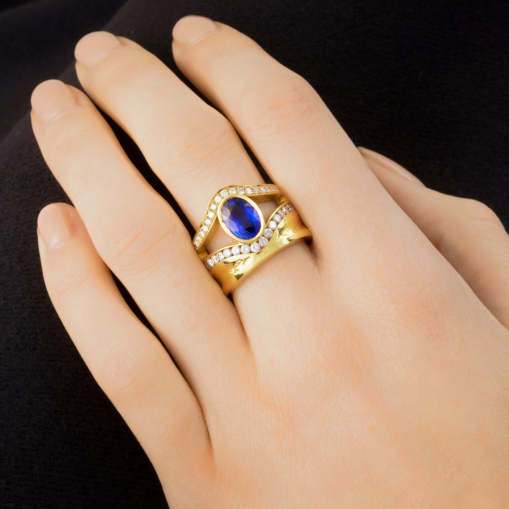 BLUE SAPPHIRE AND DIAMOND SAND, OCEAN RING | FRIDA Fine Jewellery