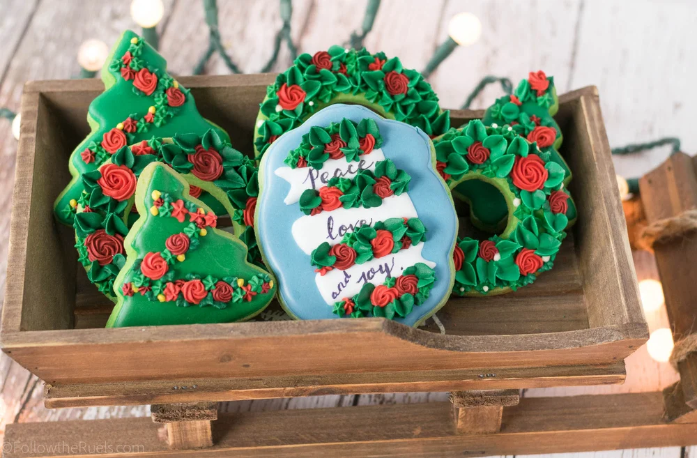 Holiday Wreath Cookies using Piping Tips — Honey Blonde