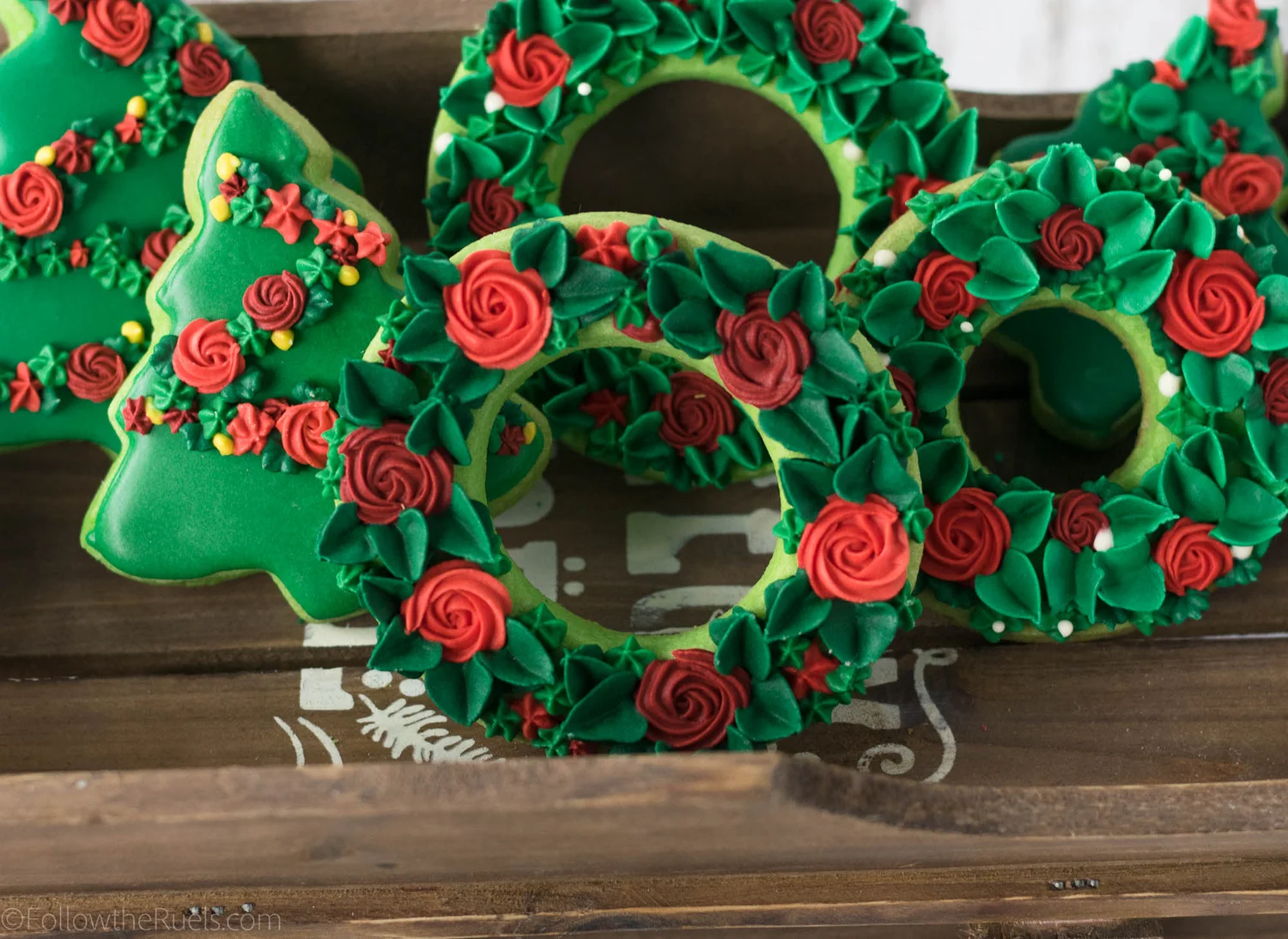 Holiday Wreath Cookies using Piping Tips — Honey Blonde