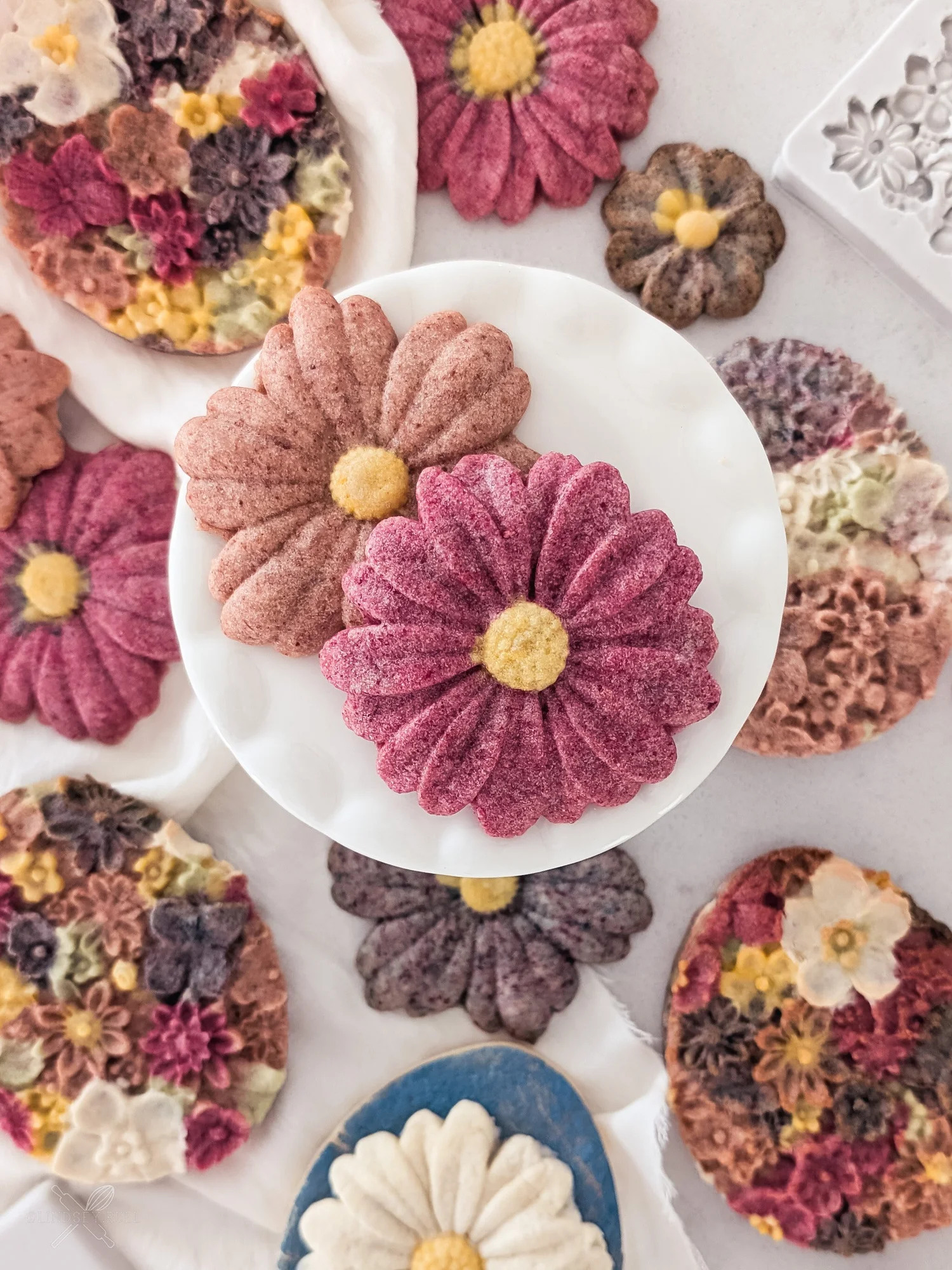 Molded Flower Sugar Cookie — Honey Blonde