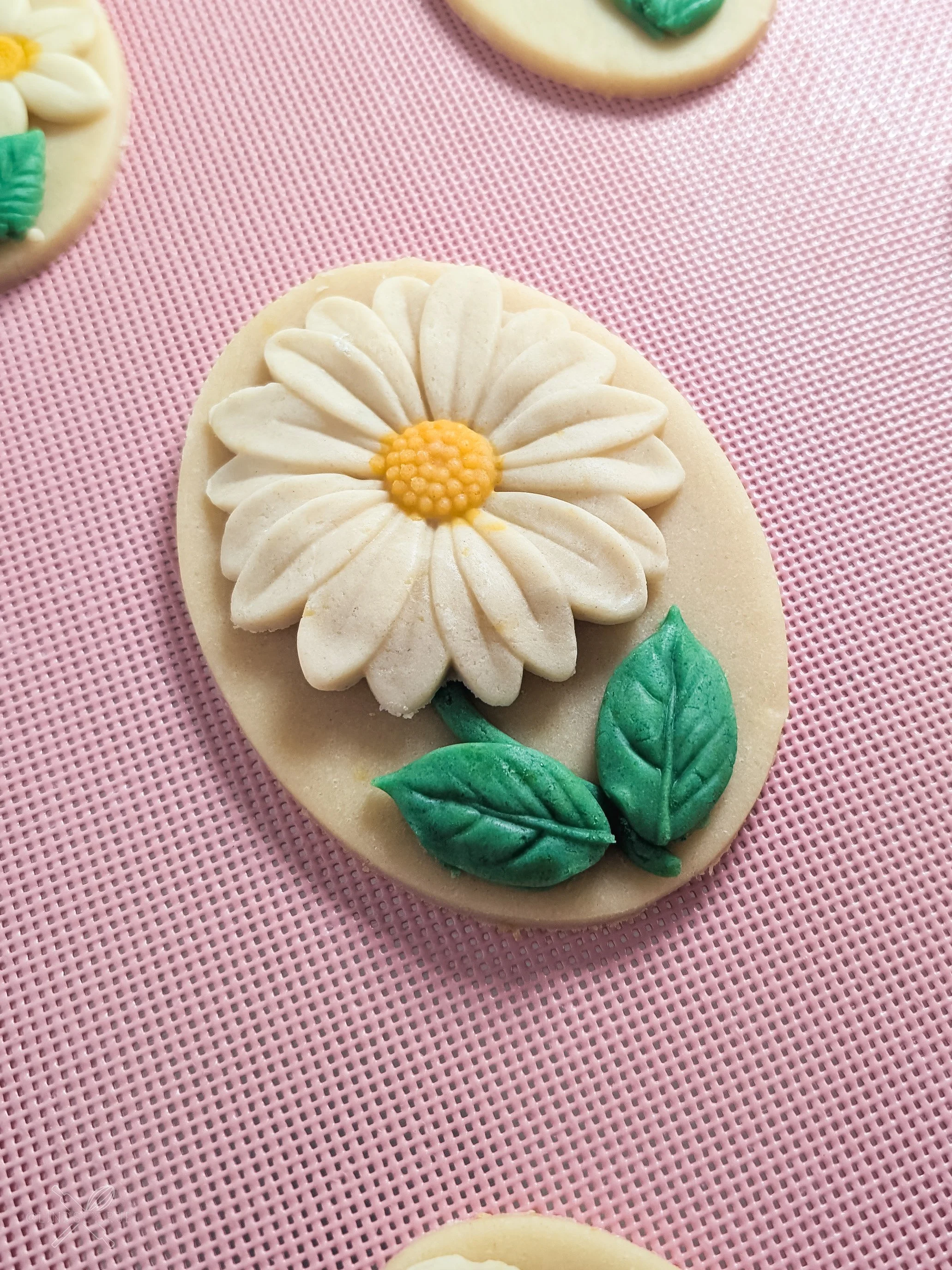 Molded Flower Sugar Cookie — Honey Blonde