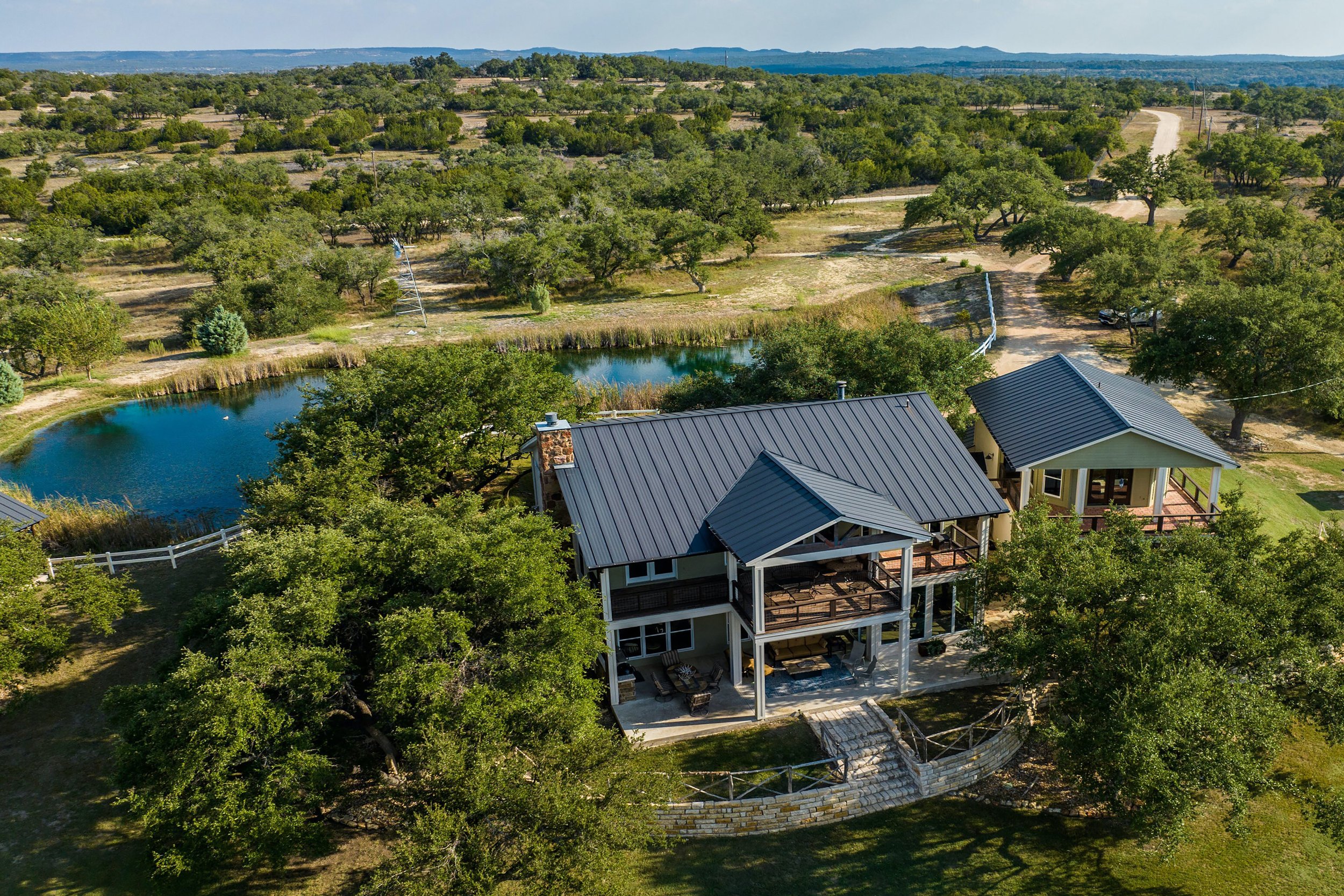 AXIS RIDGE RANCH ★ Hilltop Retreat ★ Junction, TX