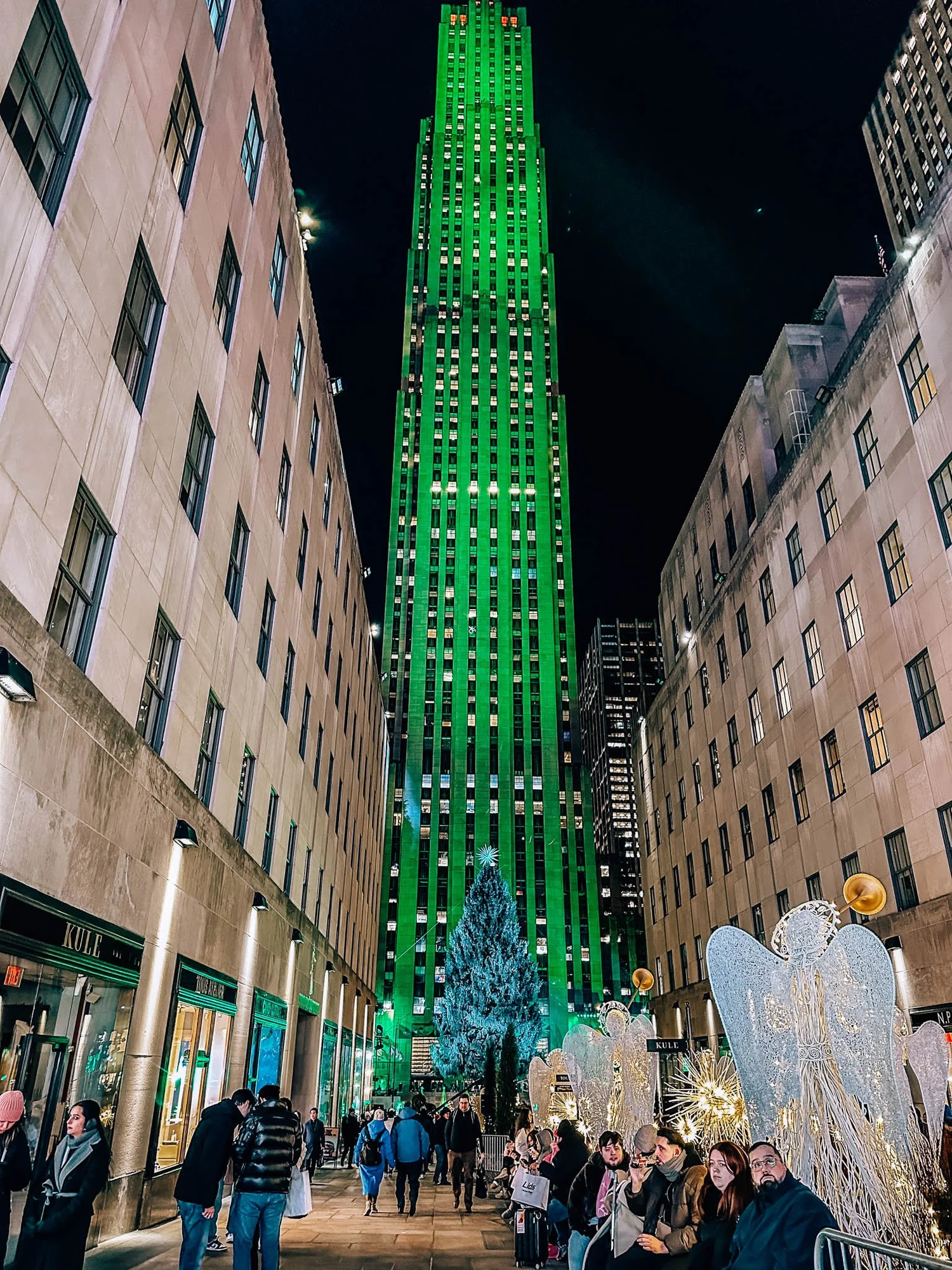 Travel Guide: How to Spend the Holidays in NYC — GalavantGal