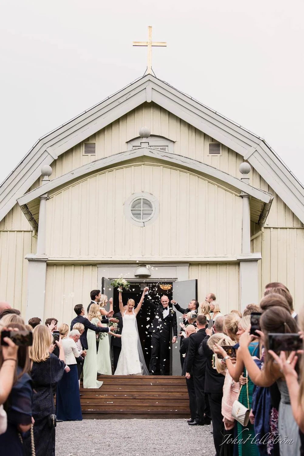 Bröllopsfotograf i Ingarö kyrka och Säby säteri i Stockholm — Hellström