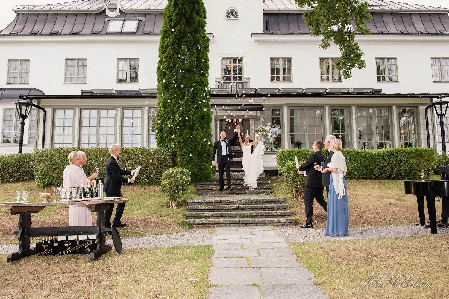 Stockholm Wedding photographer at Ingaro church and Saby Sateri — Hellström
