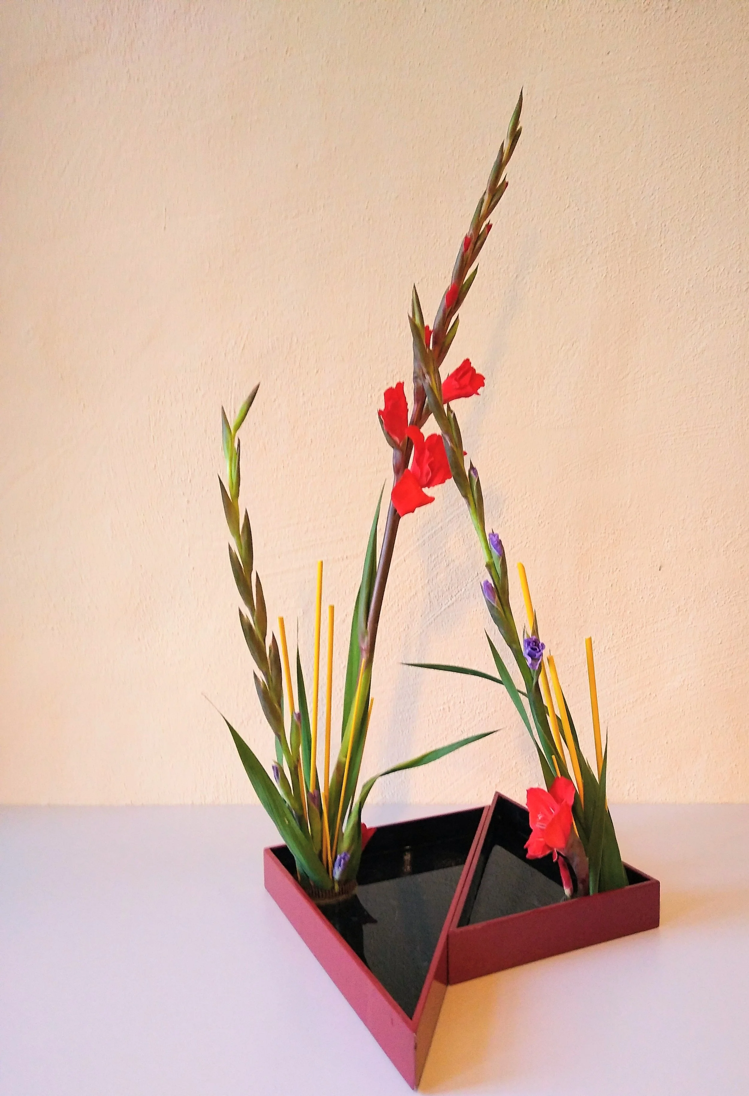 Arbeiten mit Gladiolen — Ikebana Studio Ayame