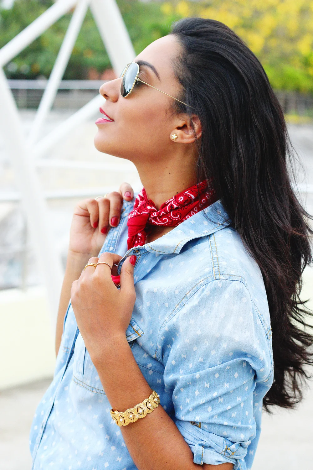 Denim Sobre Denim Con Una Bandana — The Key Item