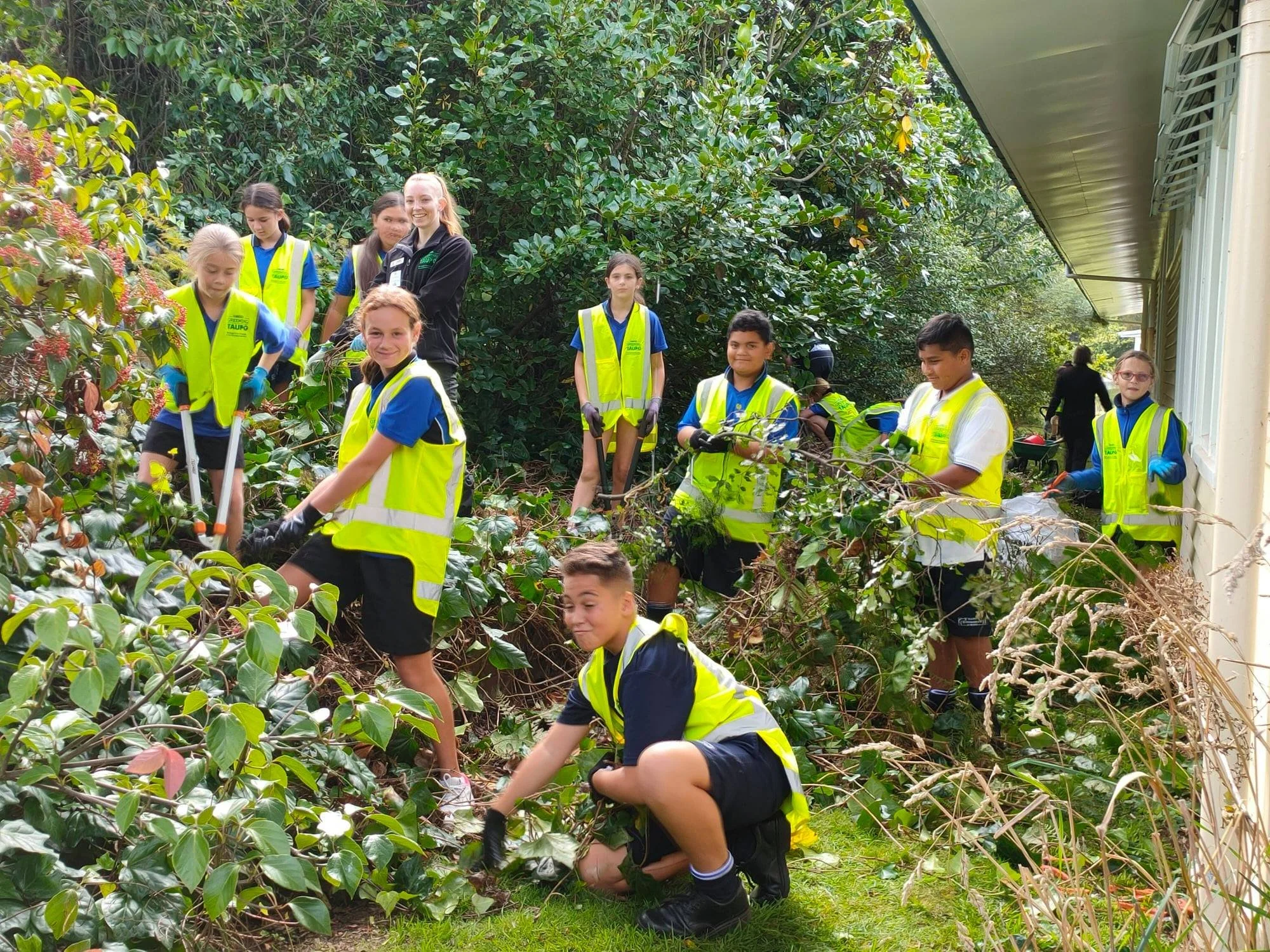 Taupō Intermediate Weedy Gully to Outdoor Classroom — Kids Greening ...