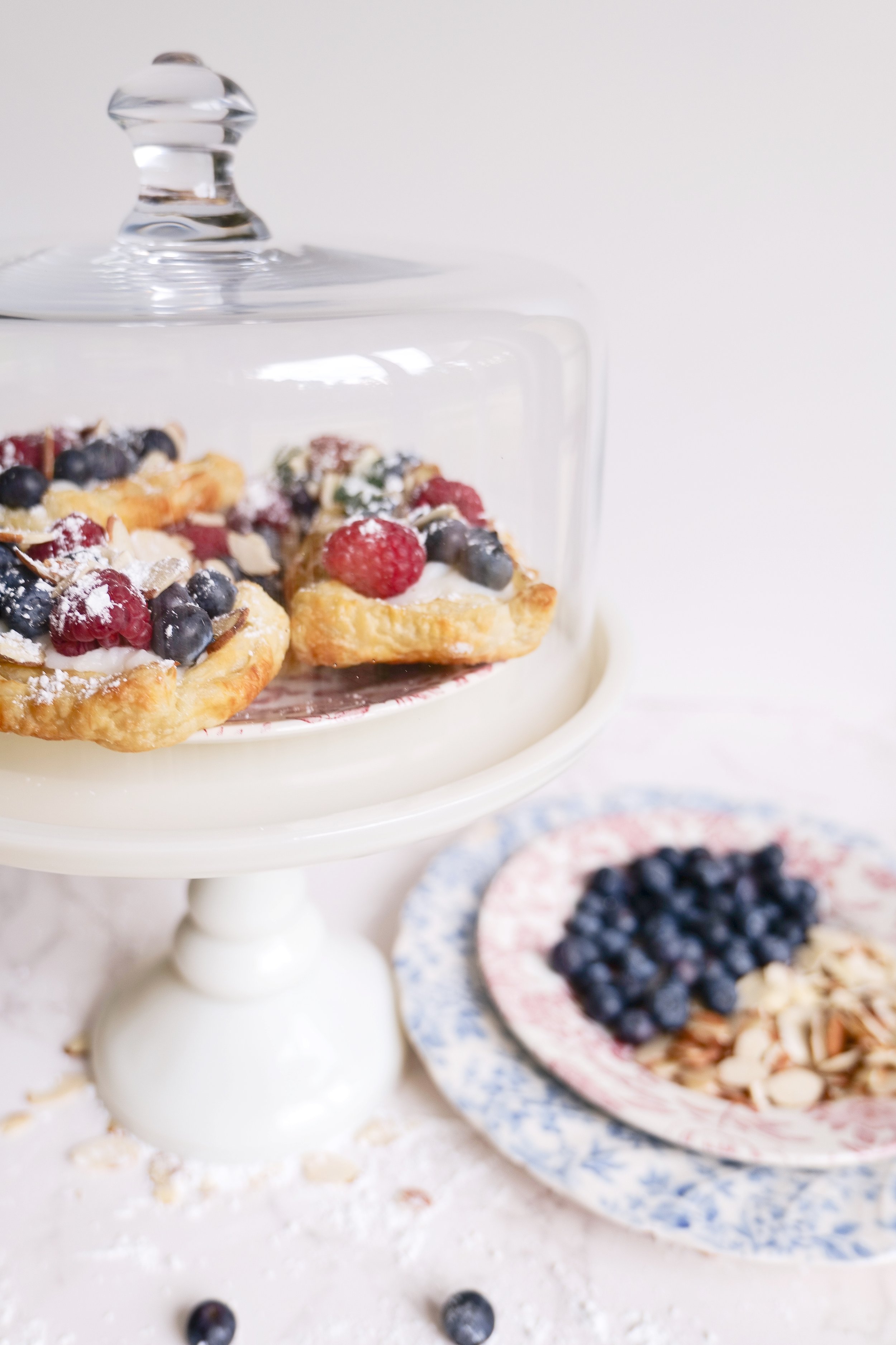 An Irresistible Treat: The Delicious Berry Custard Puff Pastry Tart ...