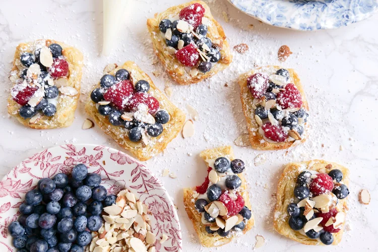 An Irresistible Treat: The Delicious Berry Custard Puff Pastry Tart ...