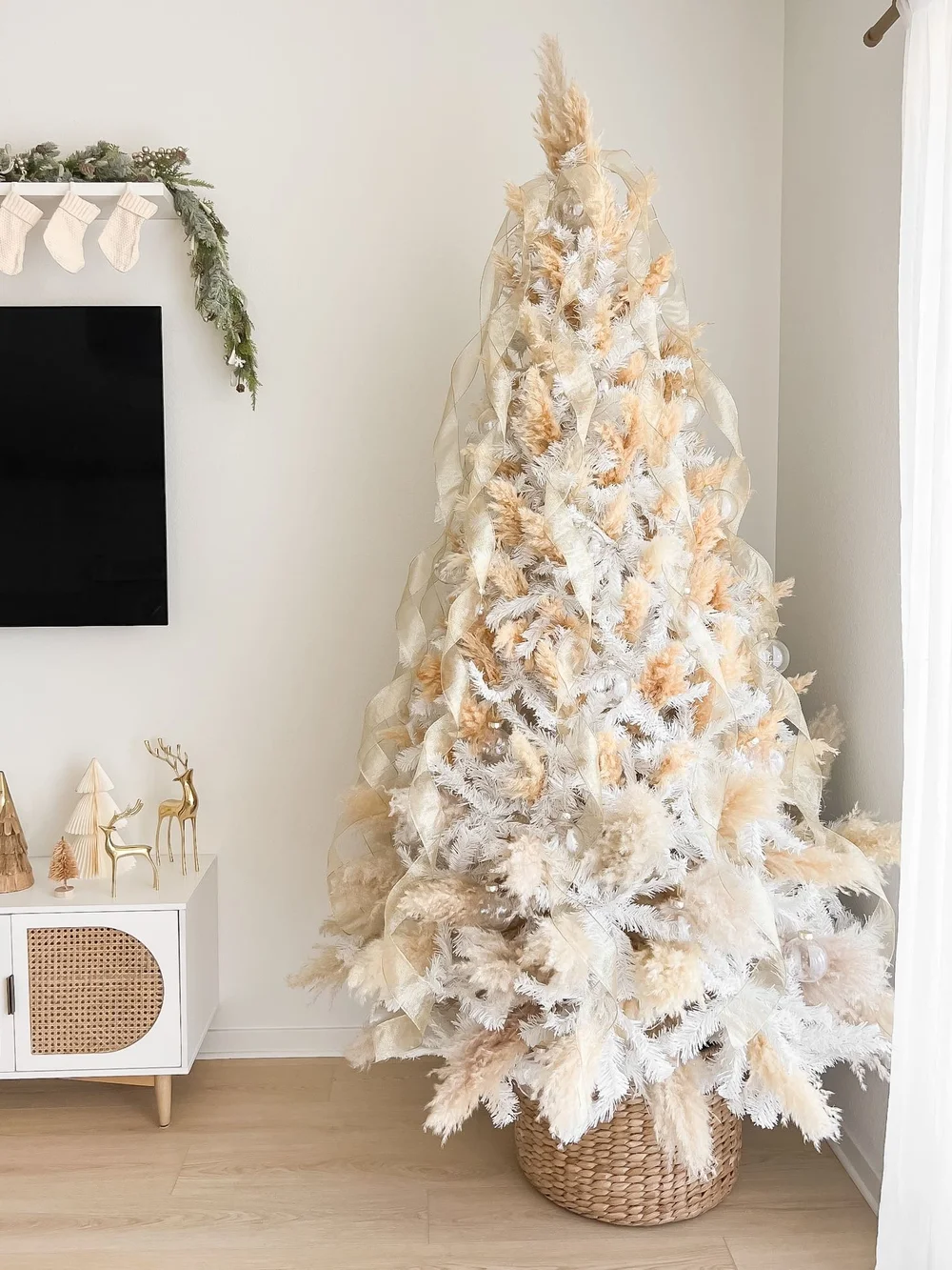 How To Make A DIY Pampas Christmas Tree