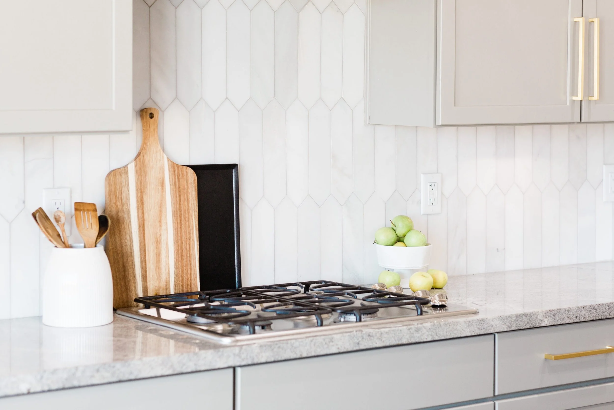 25 Kitchen Counter Decor Ideas That Will Elevate Your Space — Neutrally ...