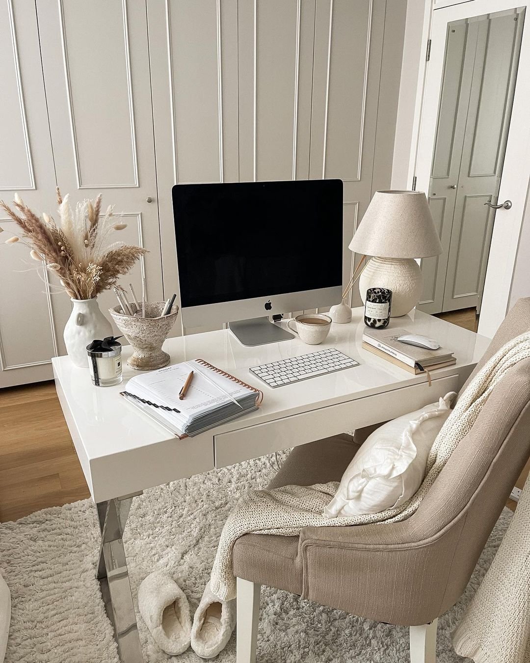 15 Desk Setup Ideas for a Chic Home Office Aesthetic