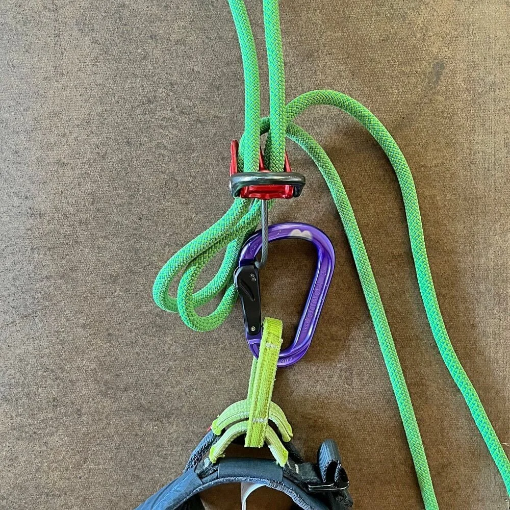 How to (almost) never drop your belay device — Alpinesavvy