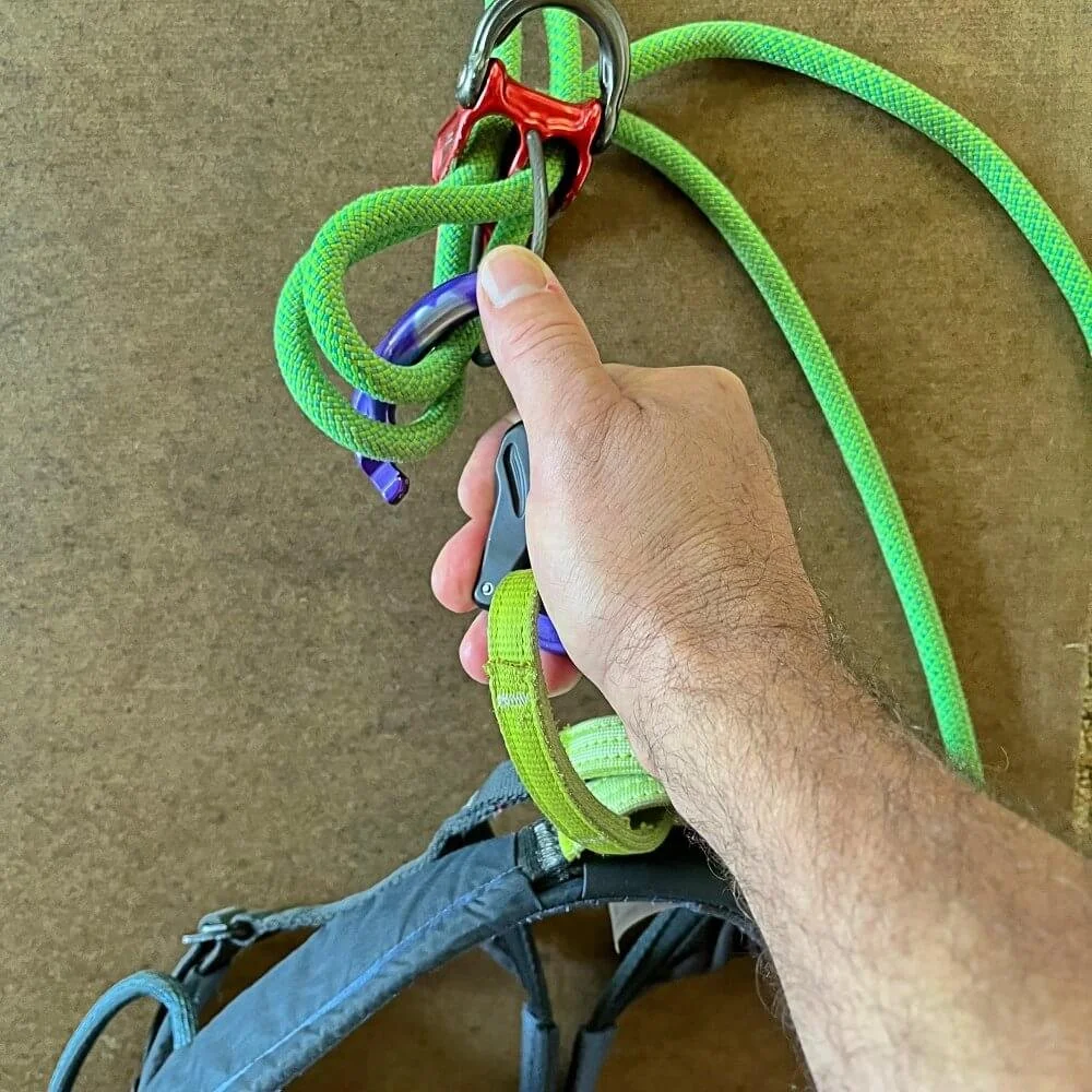 How to (almost) never drop your belay device — Alpinesavvy