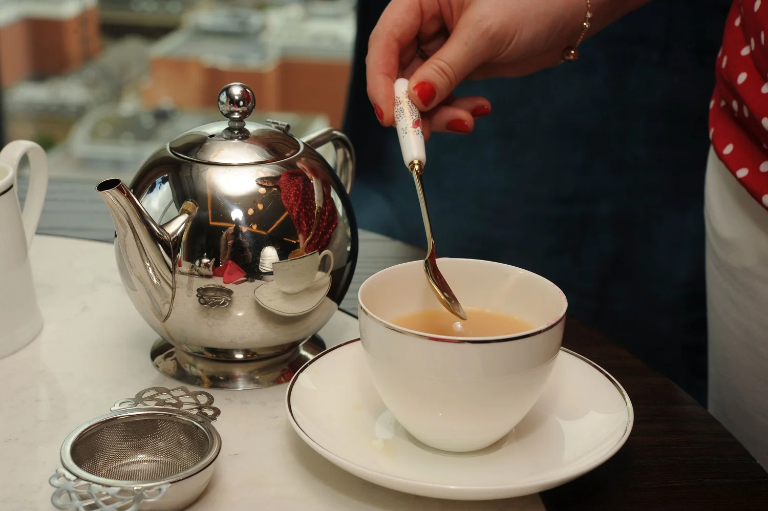 Should I stick my pinkie finger out when I drink tea? — Afternoon Tea ...