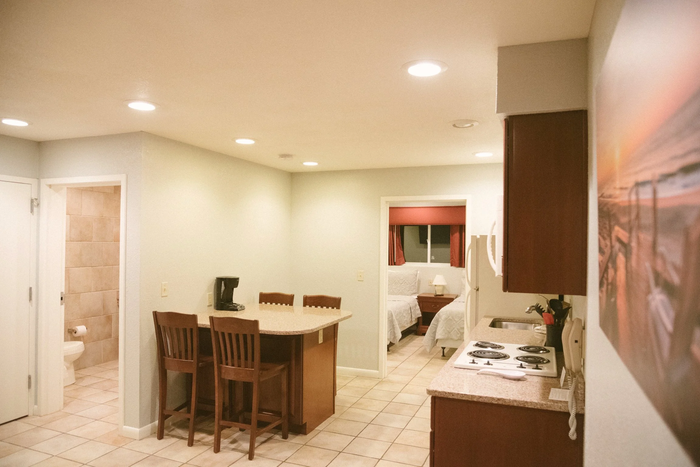 Large Luxury Suite — Starlight Motel & Luxury Suites