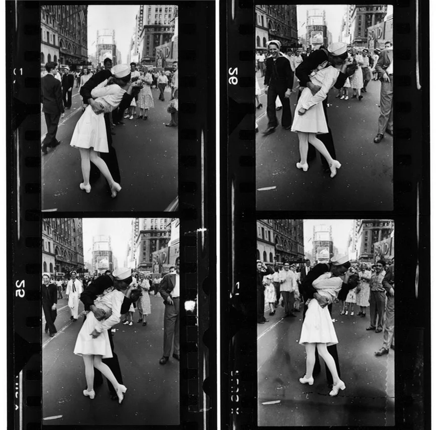 V-J Day in Times Square by Alfred Eisenstaedt - Story Behind the ...