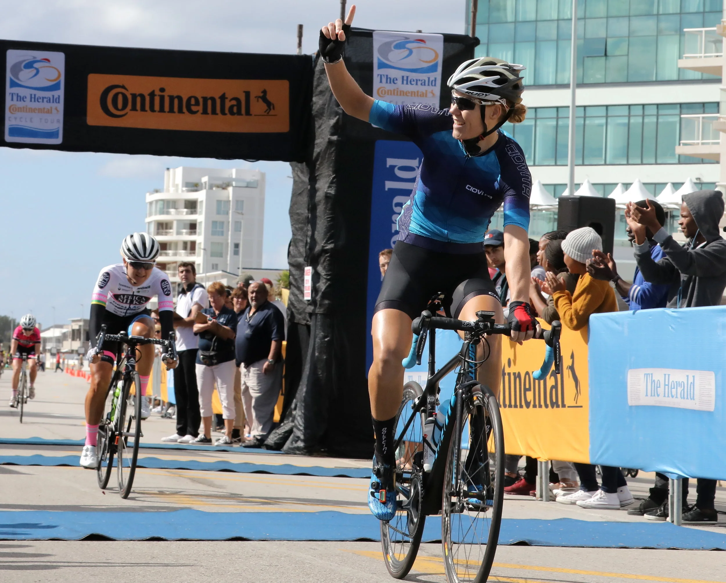 Hendricks bags title — The Herald Cycle Tour