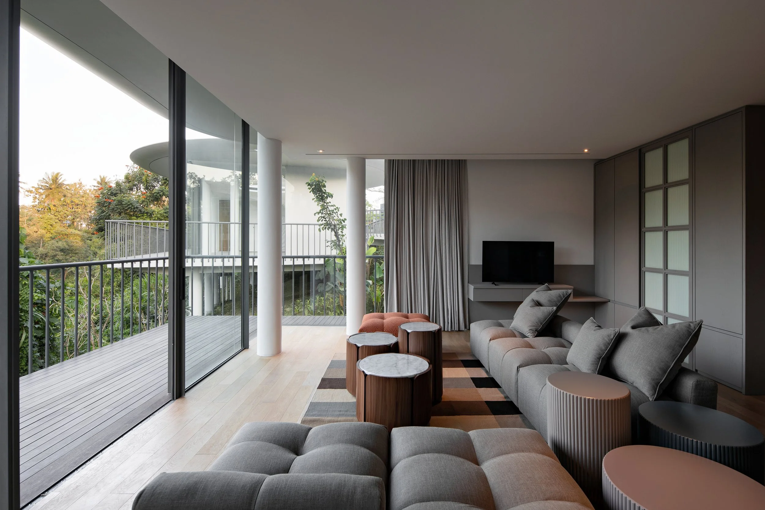 Plateau International — Bumi Kinar