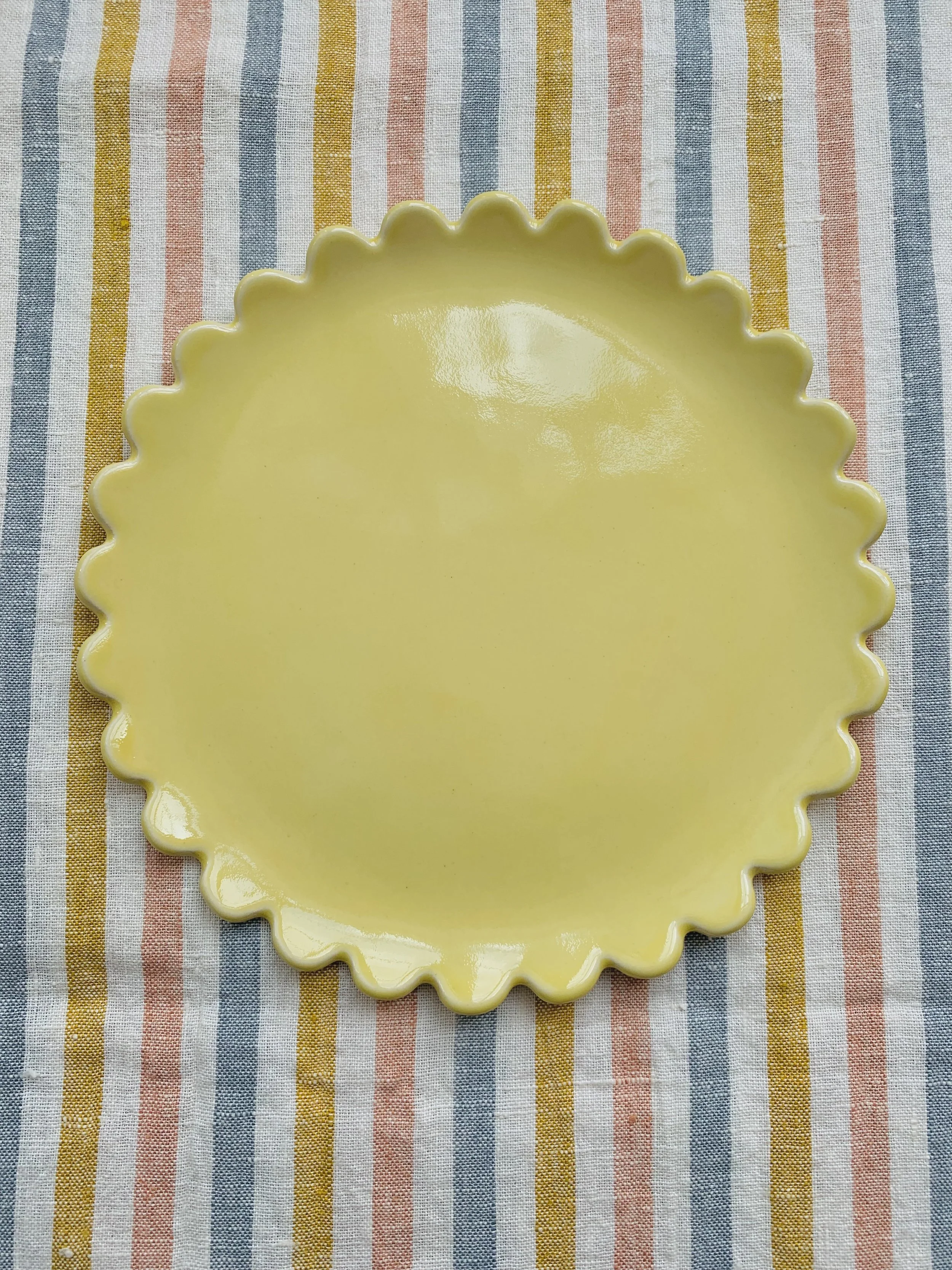 Daisy Scallop Edge Side Plate — KCHossack Pottery