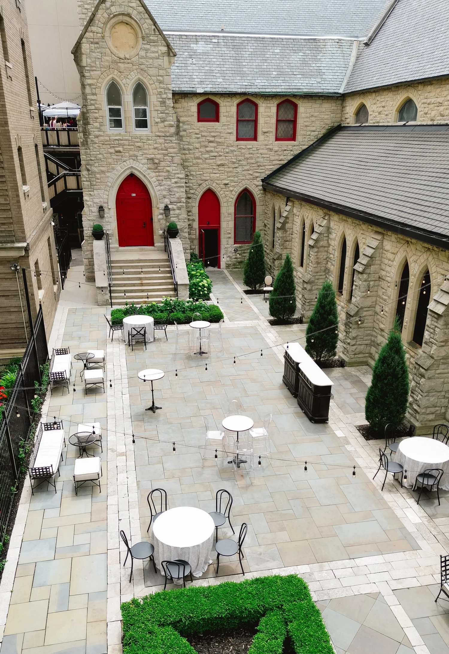 KINGS DINING TABLE — St. James 1868