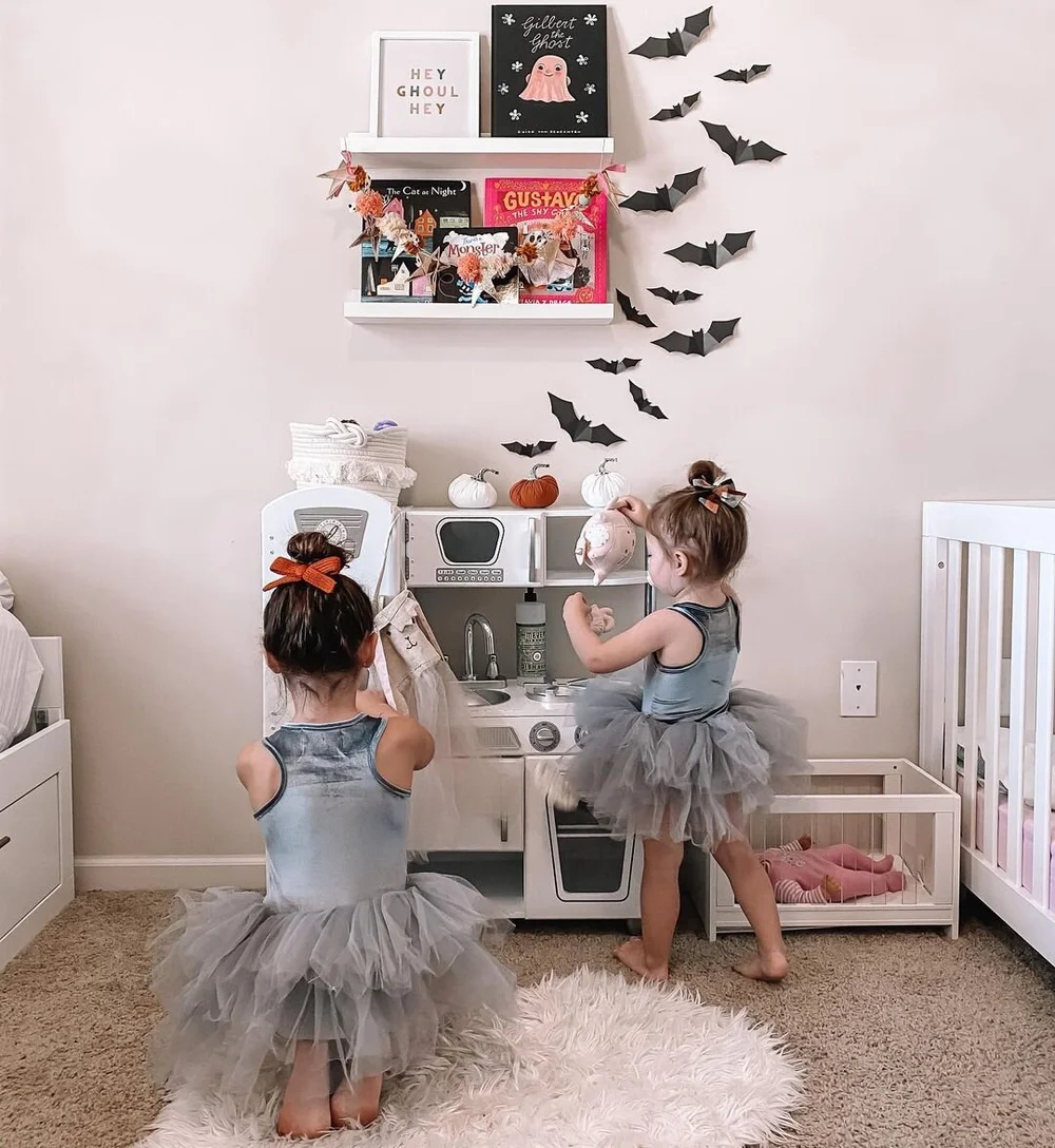 Halloween-themed bookshelves w/ Gilbert the Ghost — Clavis Publishing ...