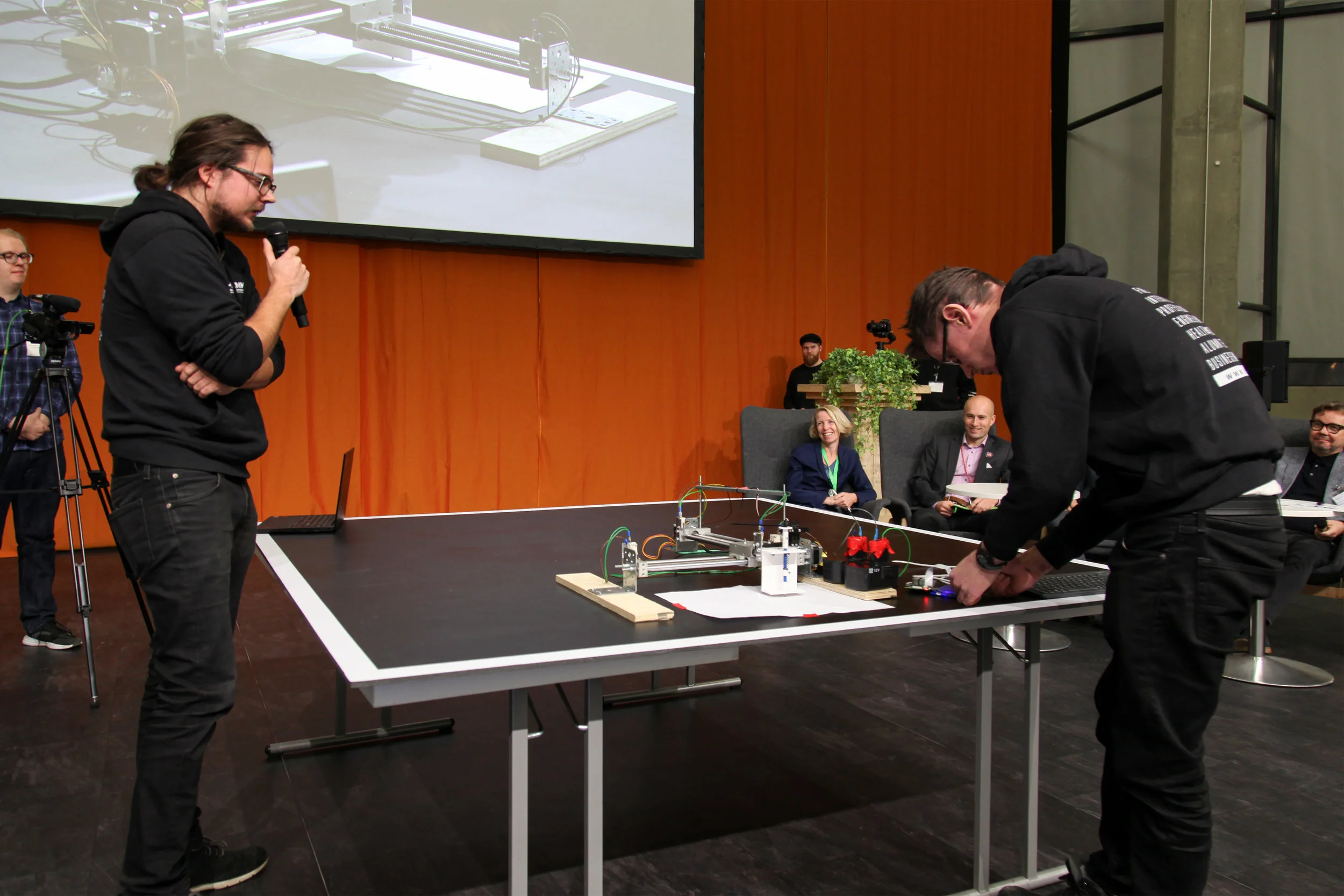 Ällistyttävät robotit -kilpailu — TiES