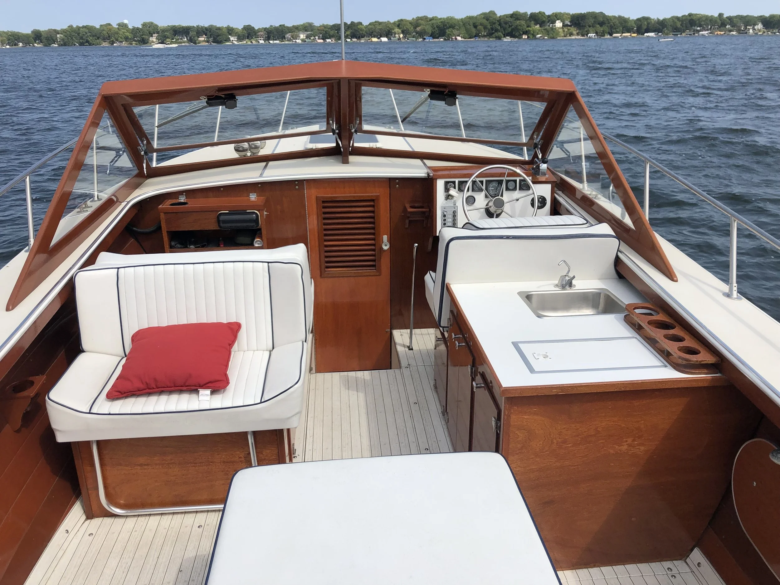 1982 Skiff Craft 26' Runabout Inboard — Tonka Bay Marina