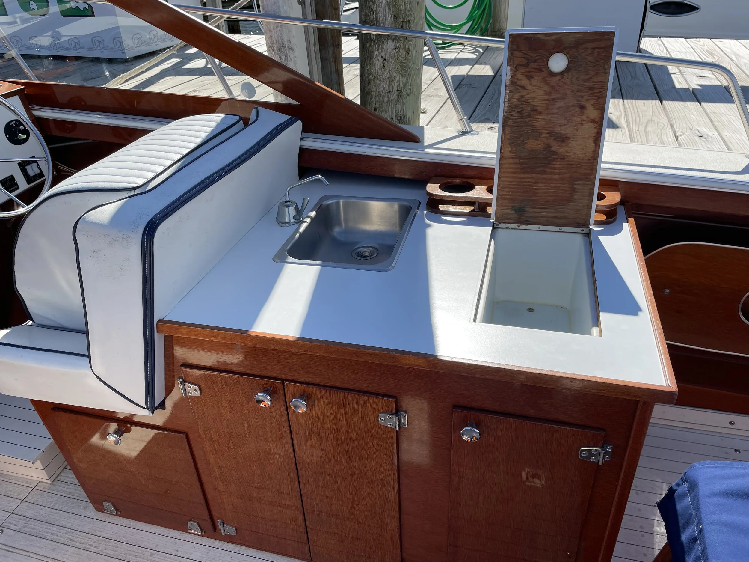 1982 Skiff Craft 26' Runabout Inboard — Tonka Bay Marina