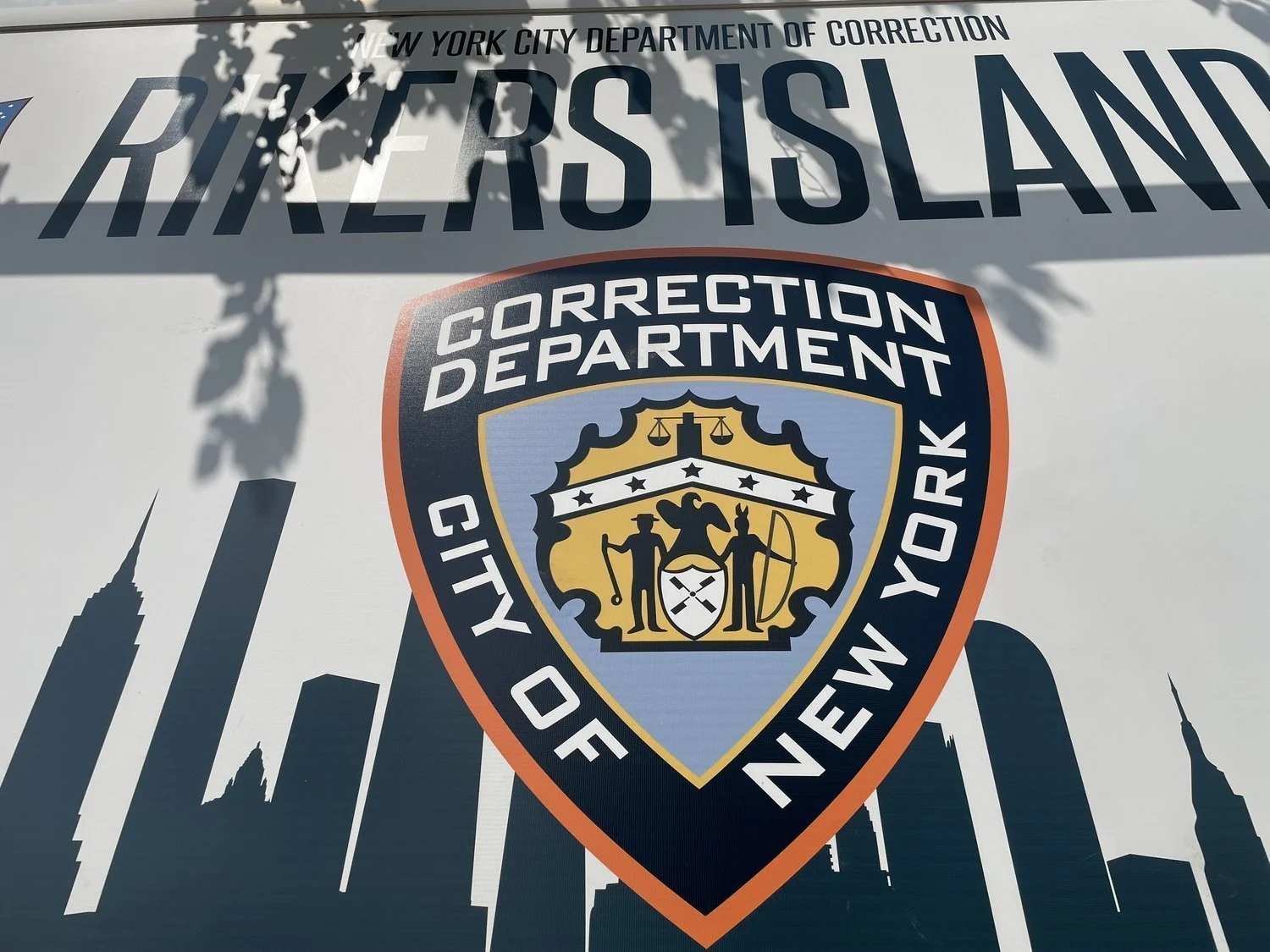 Judge ‘inclined’ to strip city of control of Rikers Island — Queens ...