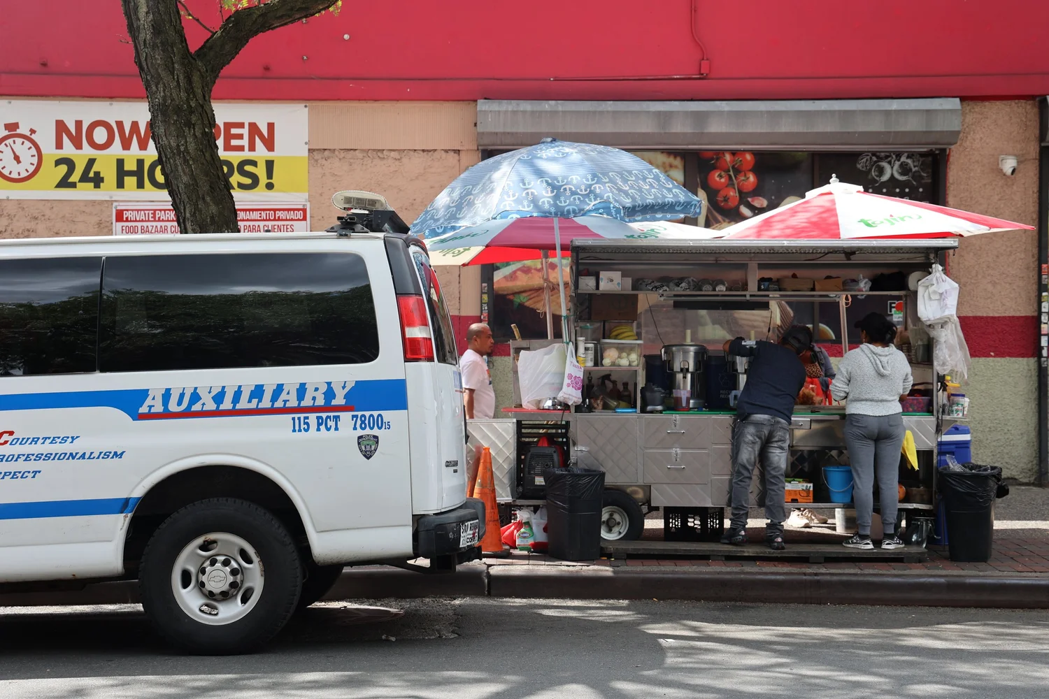 NYPD violated laws when policing street vendors, advocates say — Queens ...