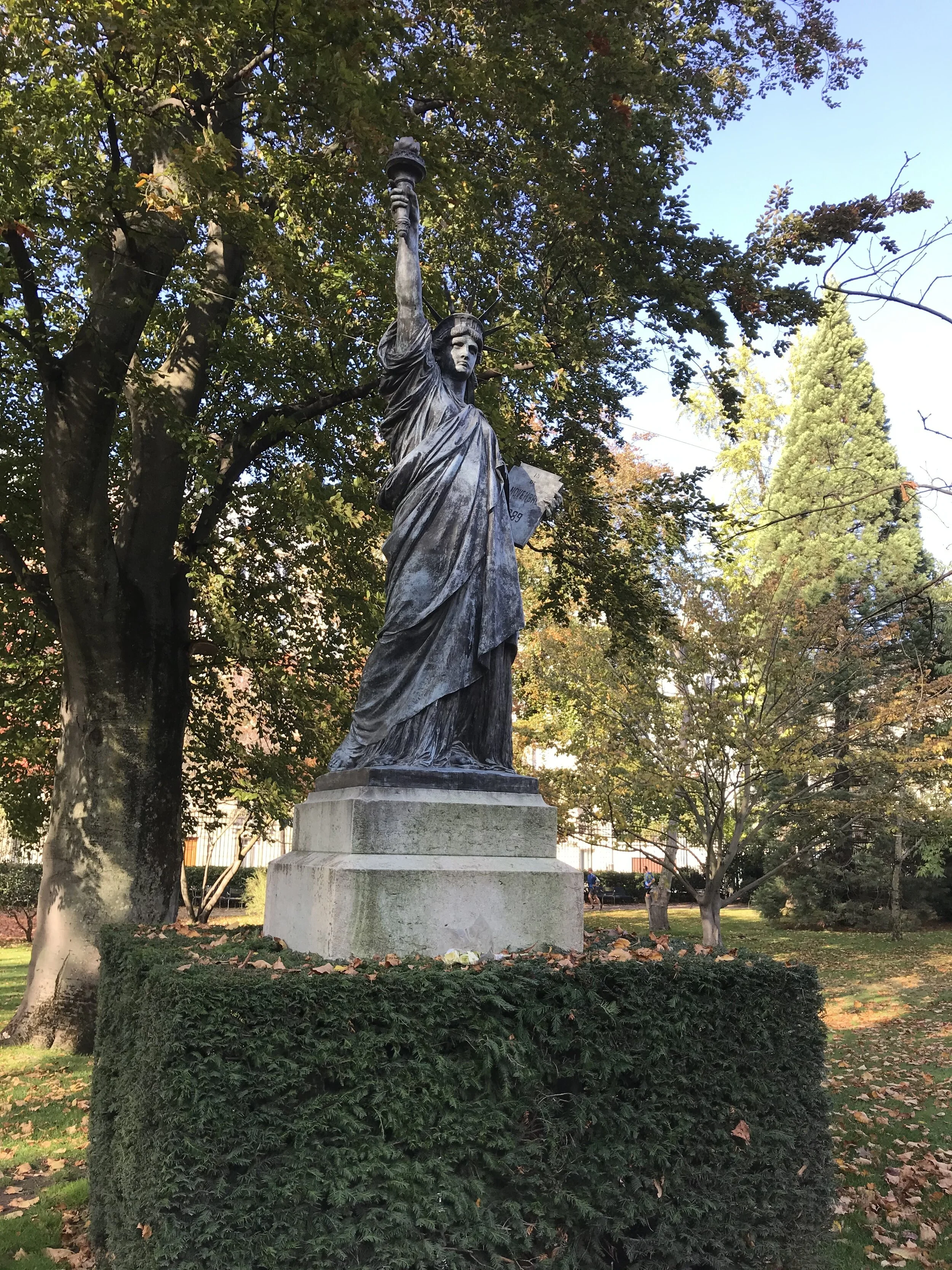 AMERICANS IN PARIS : STATUES OF LIBERTY IN PARIS — L'île Aux Fées