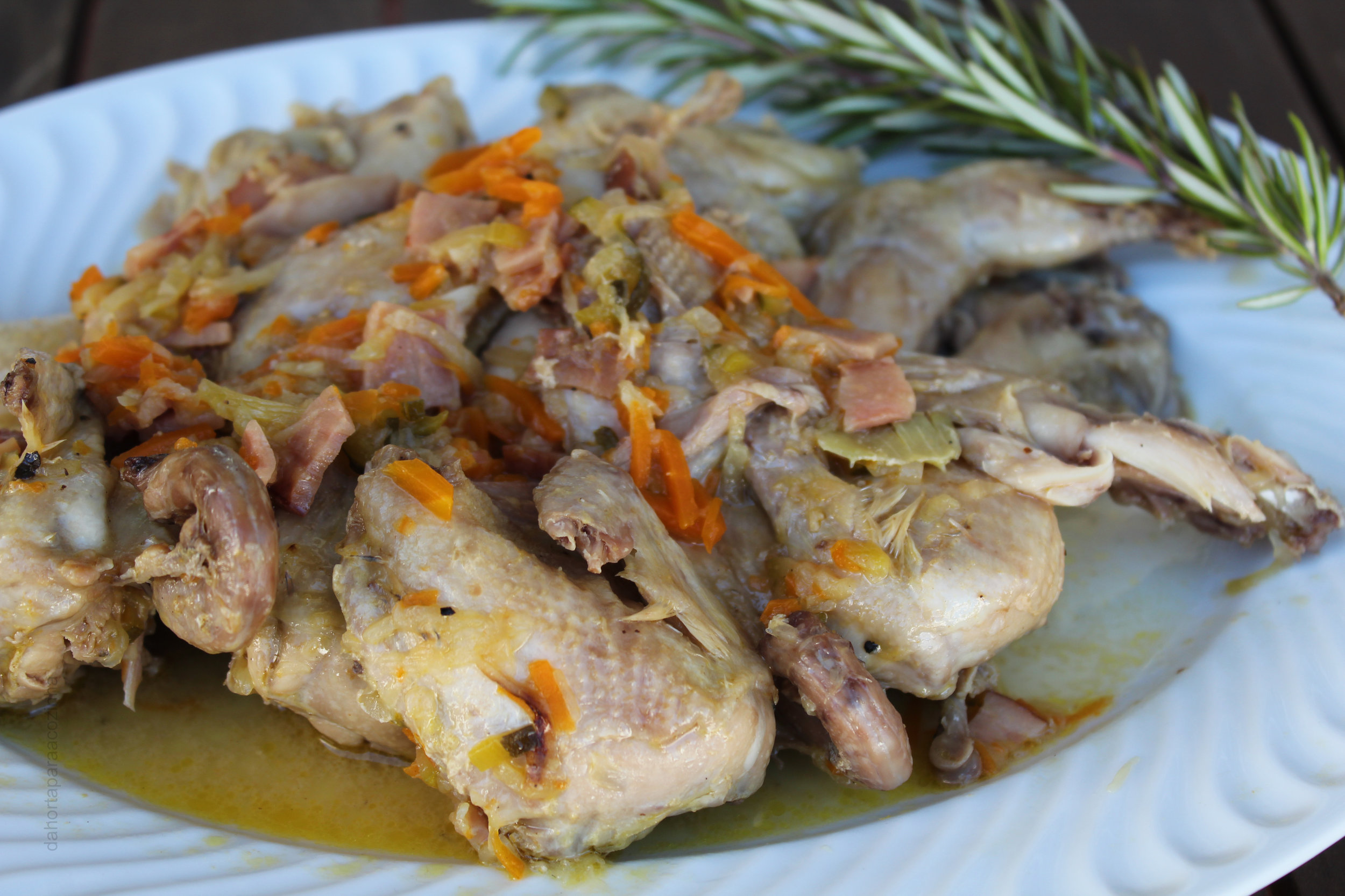 Codornizes Estufadas com Legumes e Bacon — Da Horta Para A Cozinha