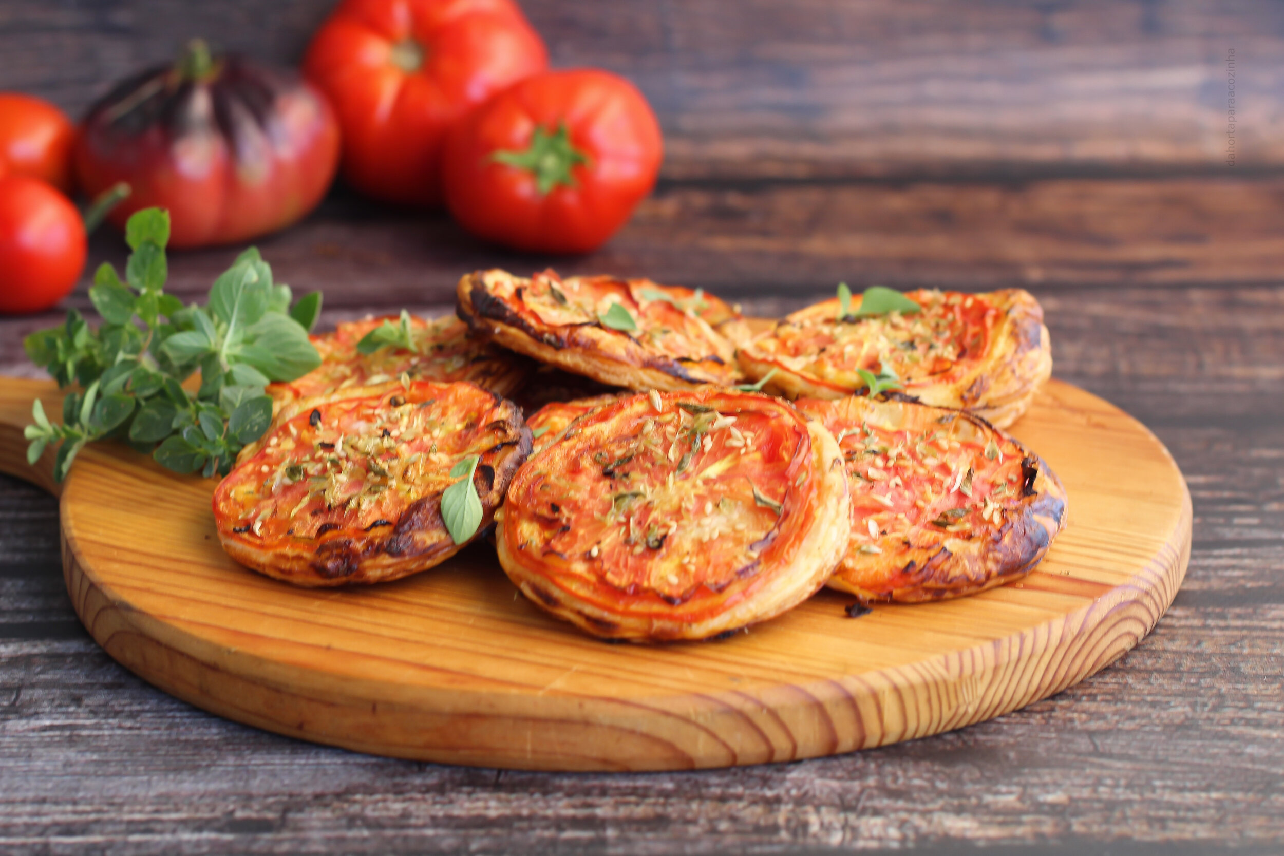 Galettes de Queijo Chévrè e Tomate — Da Horta Para A Cozinha