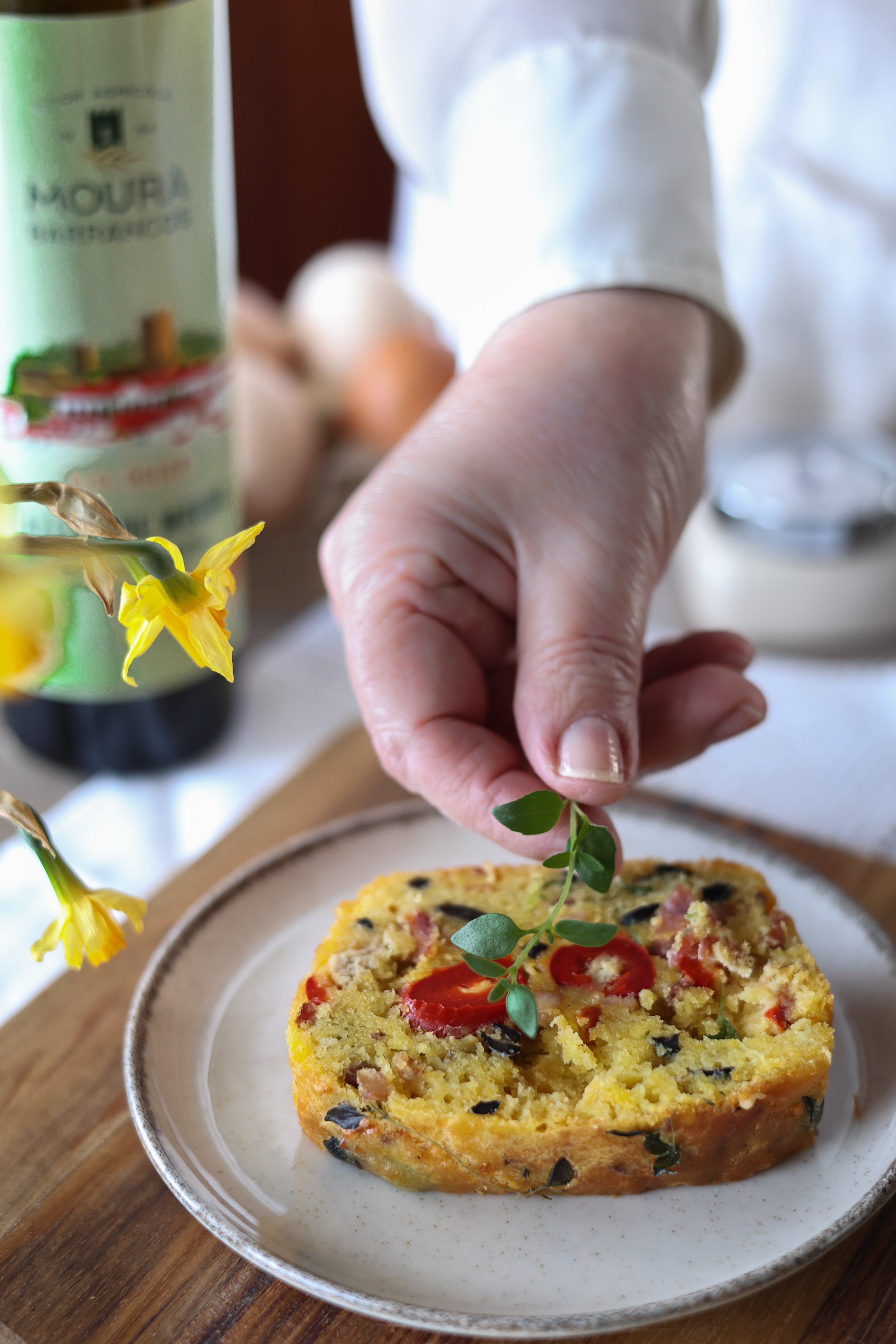 Bôla Salgada com Azeitonas, Azeite e Tomilho — Da Horta Para A Cozinha