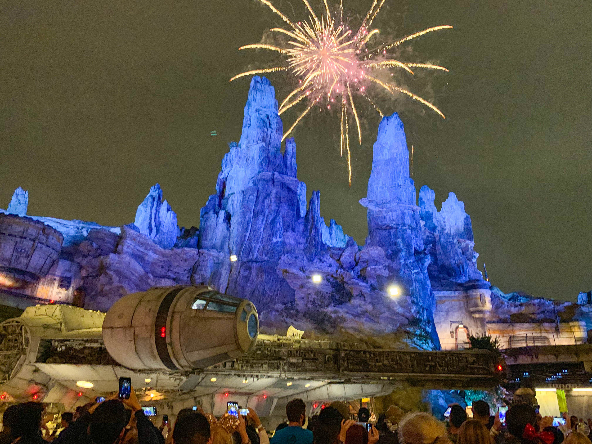 10 Things You Must See and Do at Star Wars Galaxy's Edge at Disneyland ...