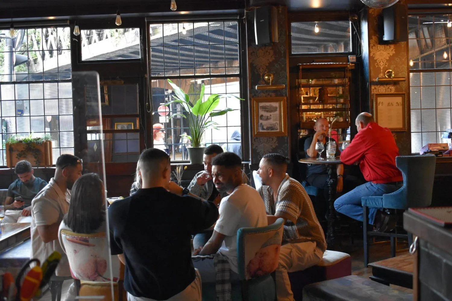The Walrus Bar & Hostel | Buzzy Bar & Homely Hostel in London Waterloo