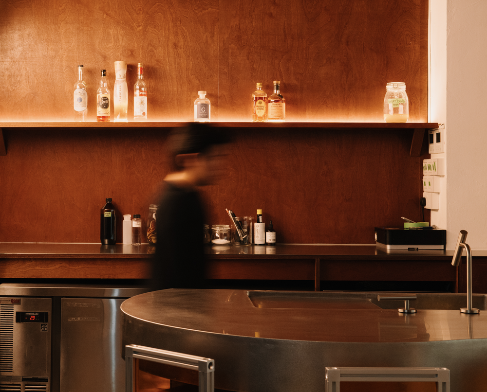 ALMOST FAMOUS Bar