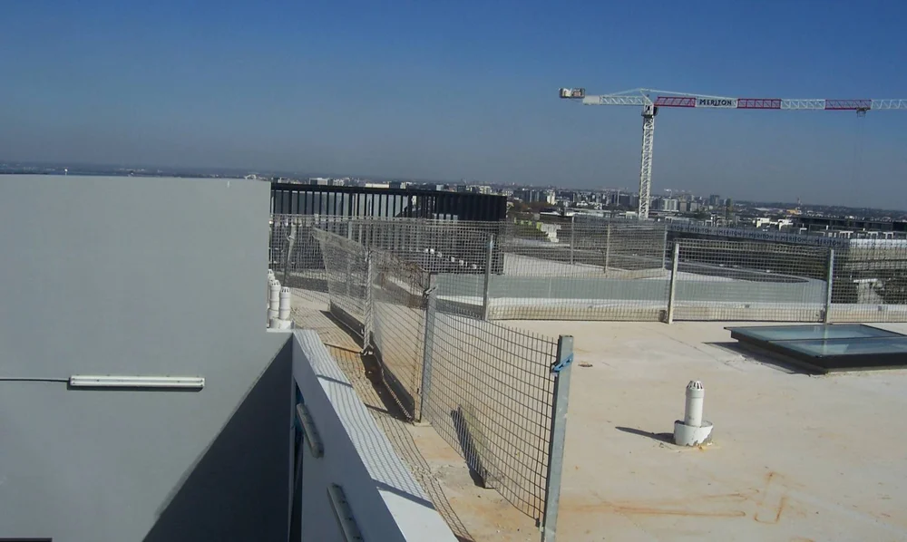 Mesh panel edge protection is a must on a construction sites — THE ...