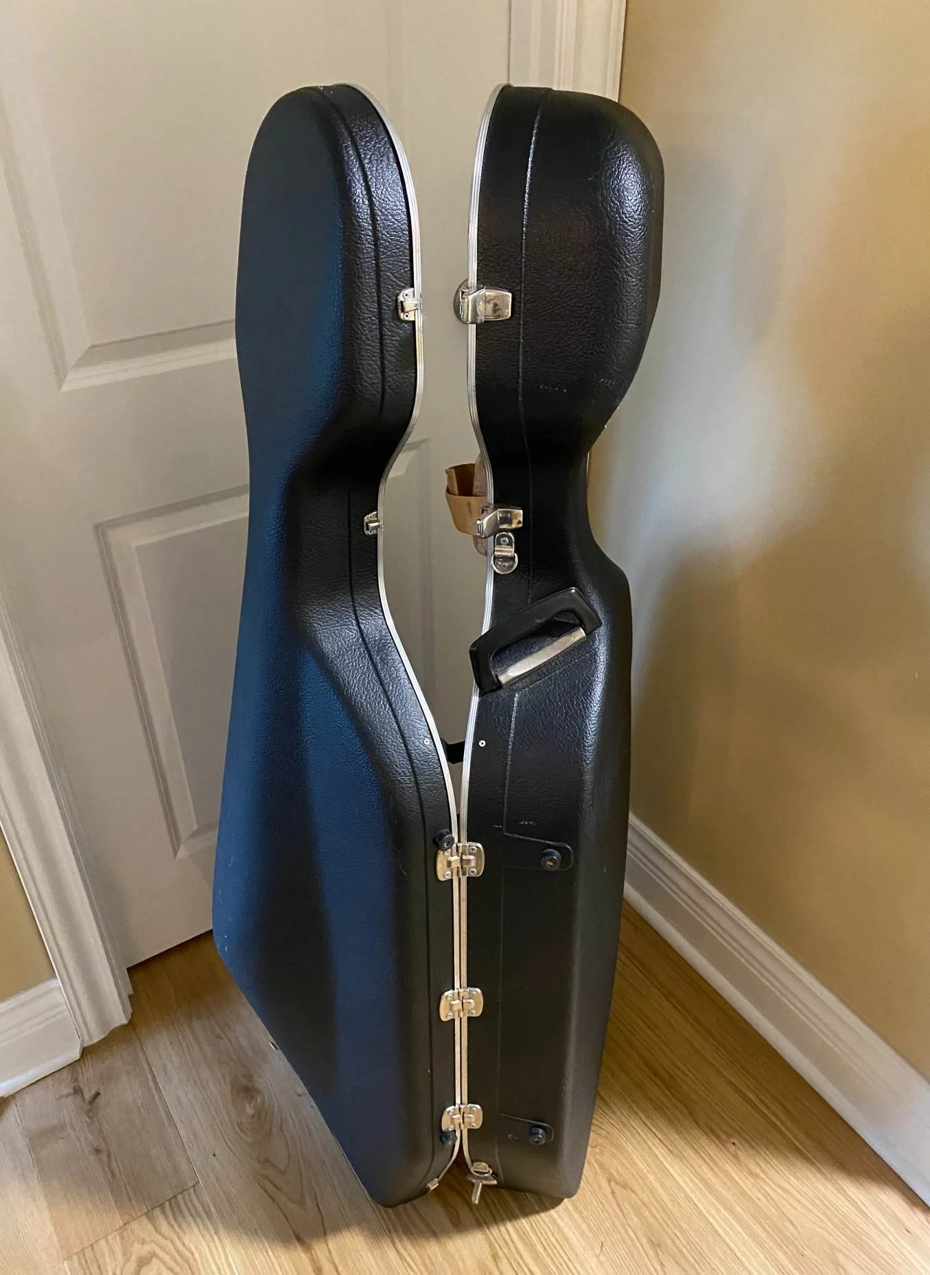 Used Hiscox ABS Plastic Cello Case Used Hiscox ABS Plastic Cello Case