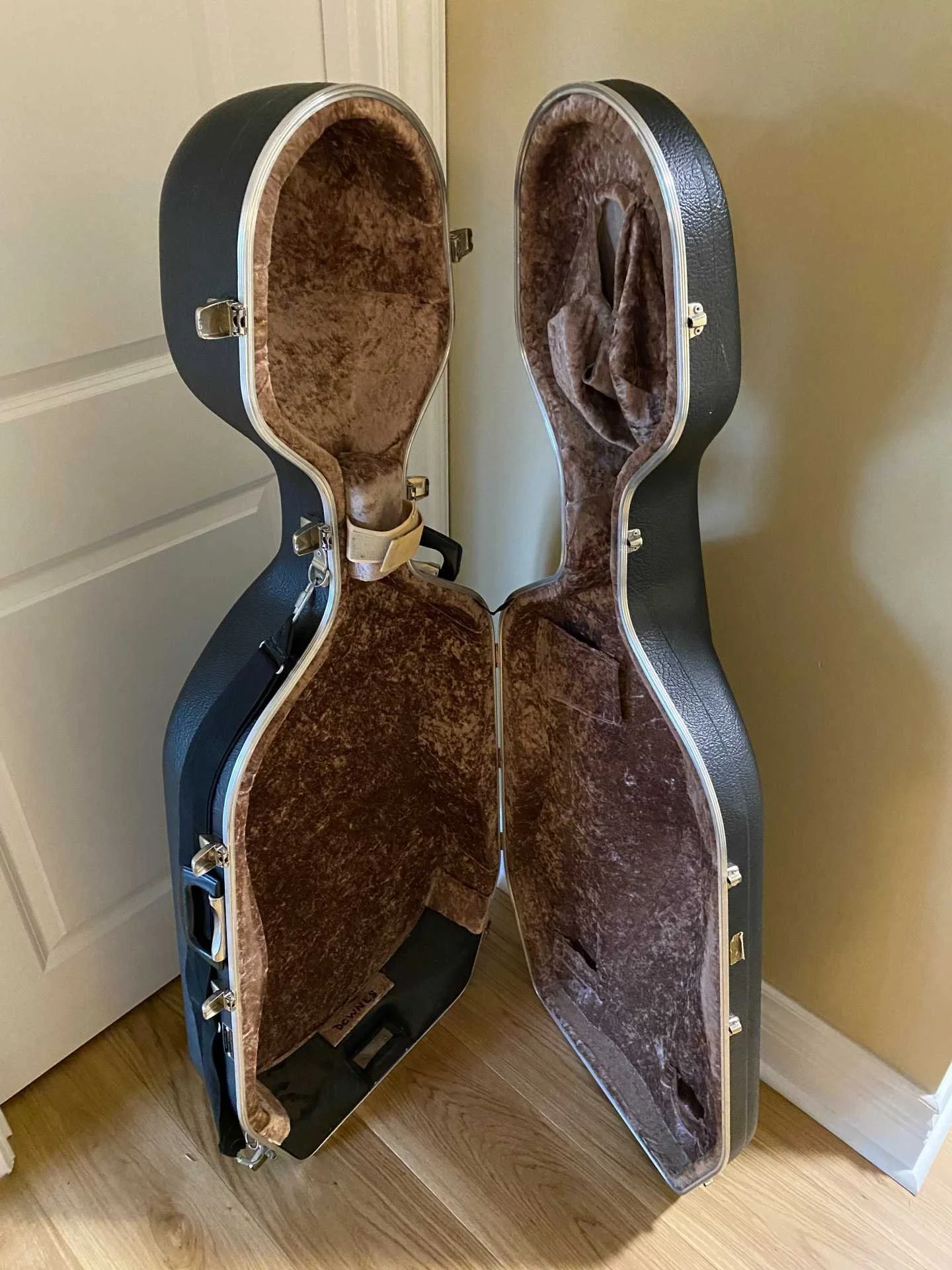 Used Hiscox ABS Plastic Cello Case Used Hiscox ABS Plastic Cello Case