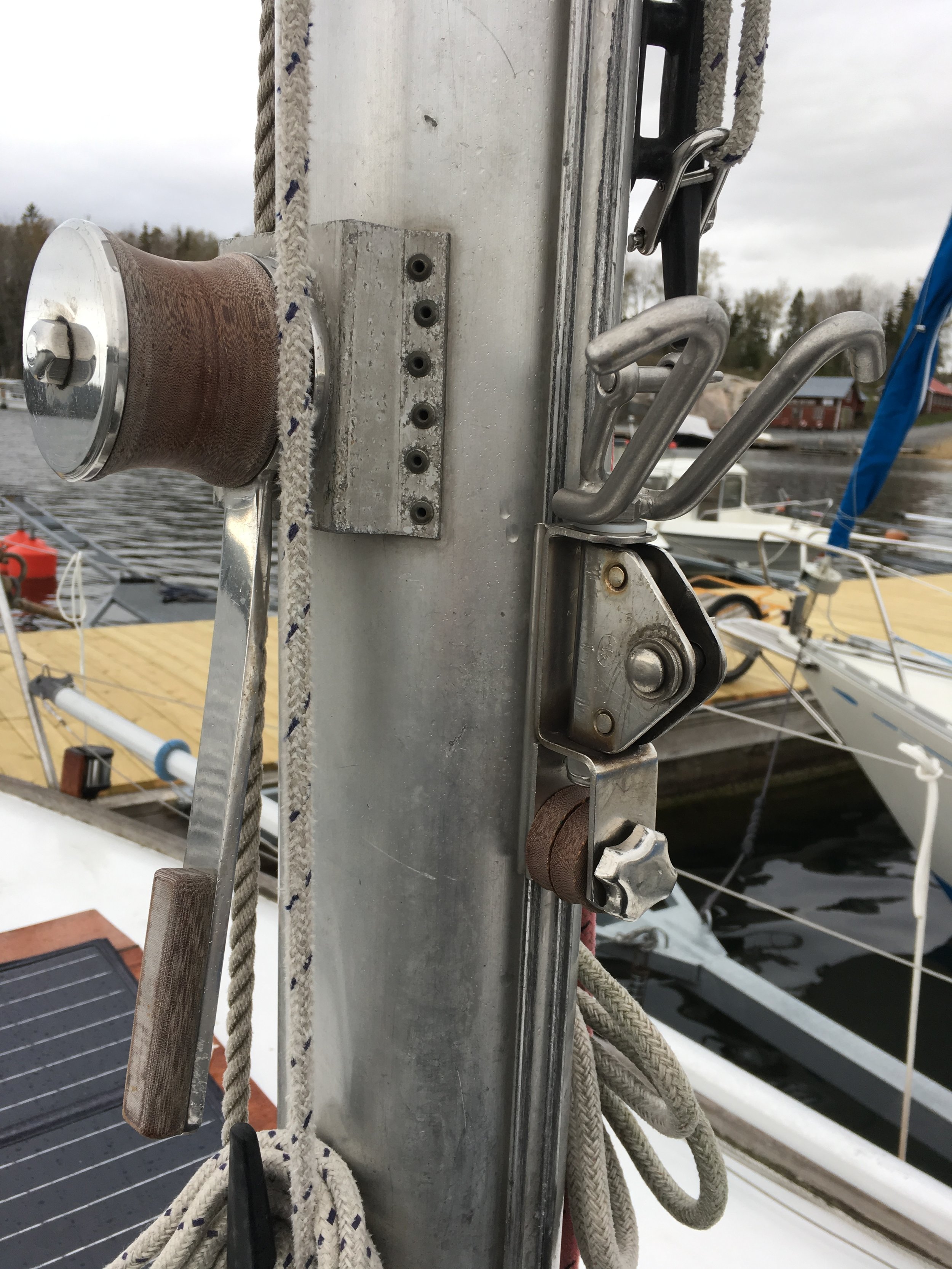 Stepping the mast. Boom gooseneck modification — Boatworks