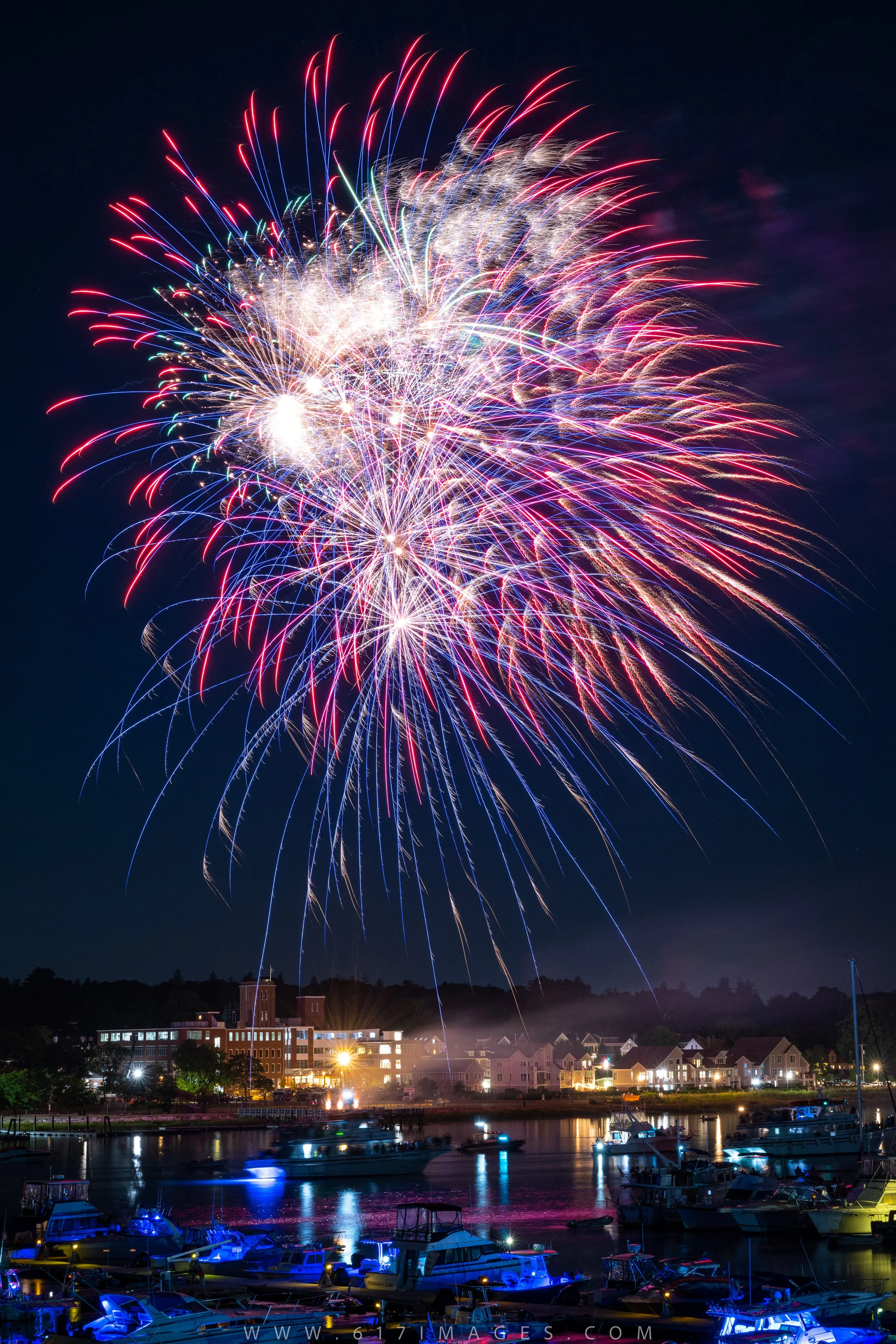 Newburyport Yankee Homecoming Fireworks ignite the sky! — 617 IMAGES BOSTON