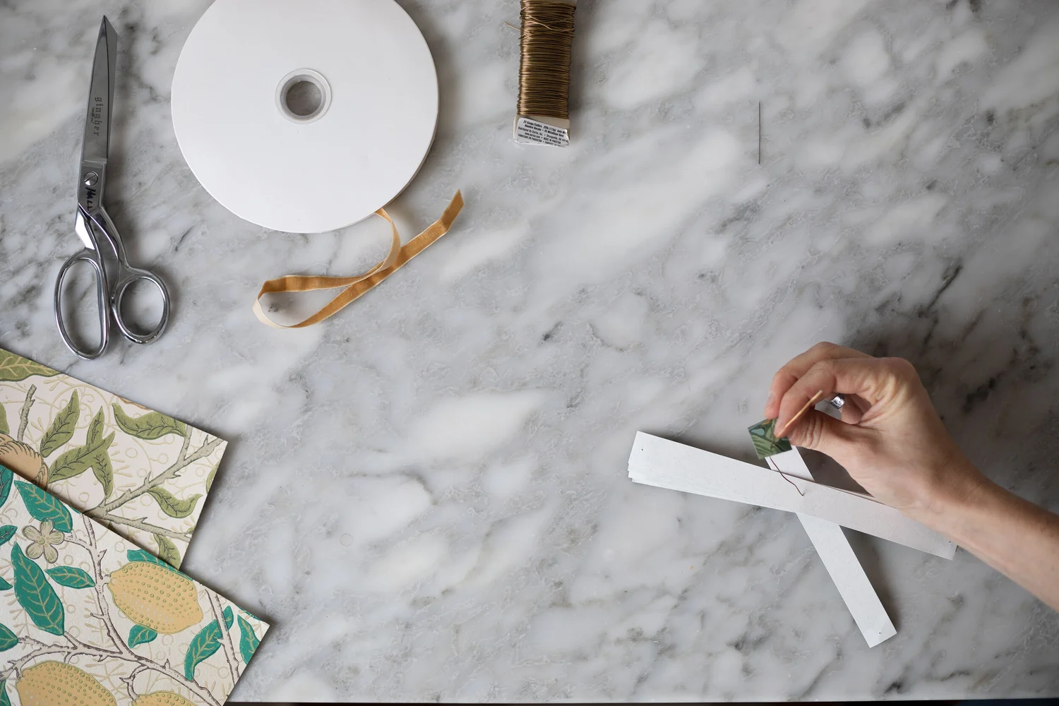 A Simple Paper Bauble DIY (using William Morris wallpaper samples ...