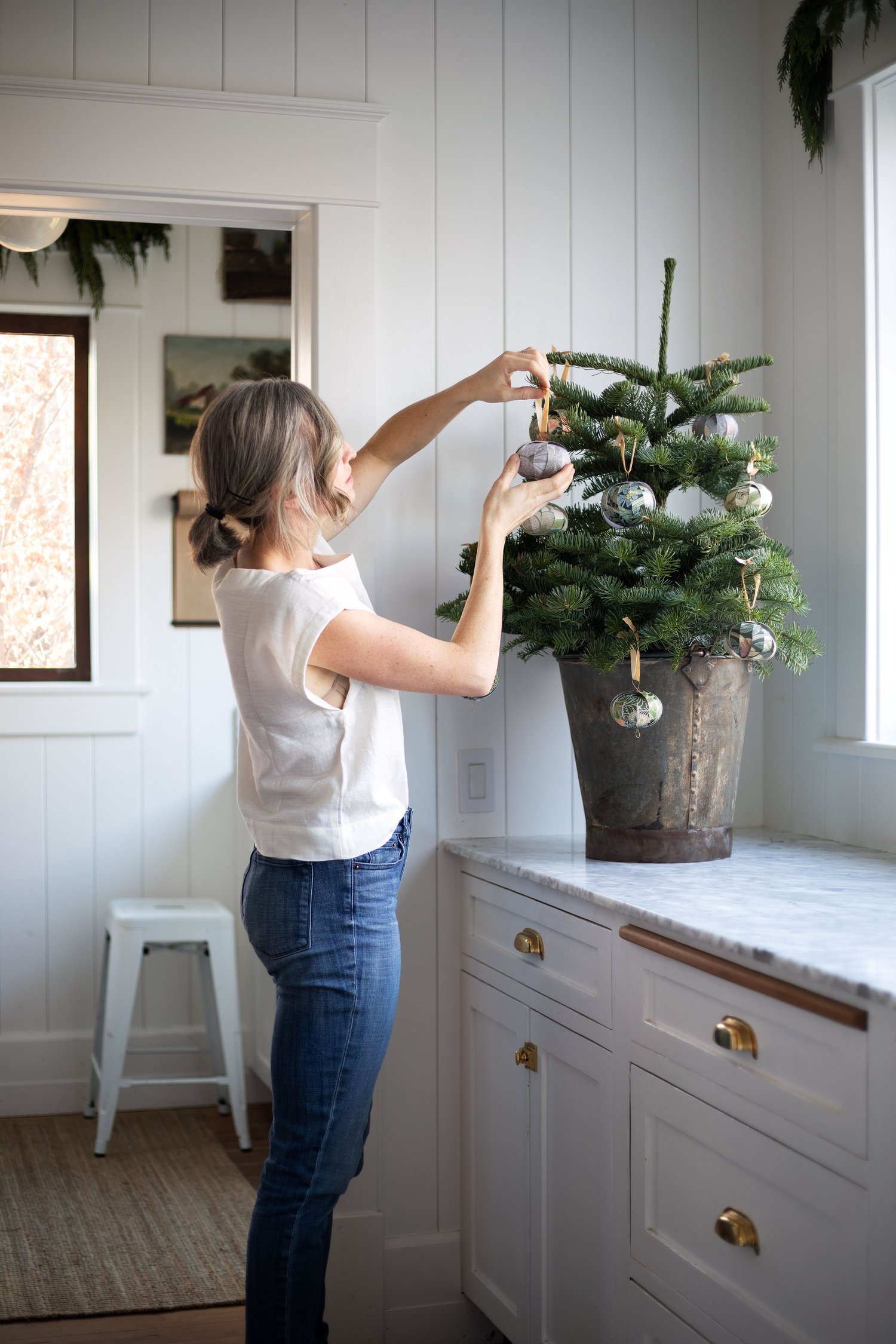 A Simple Paper Bauble DIY (using William Morris wallpaper samples ...