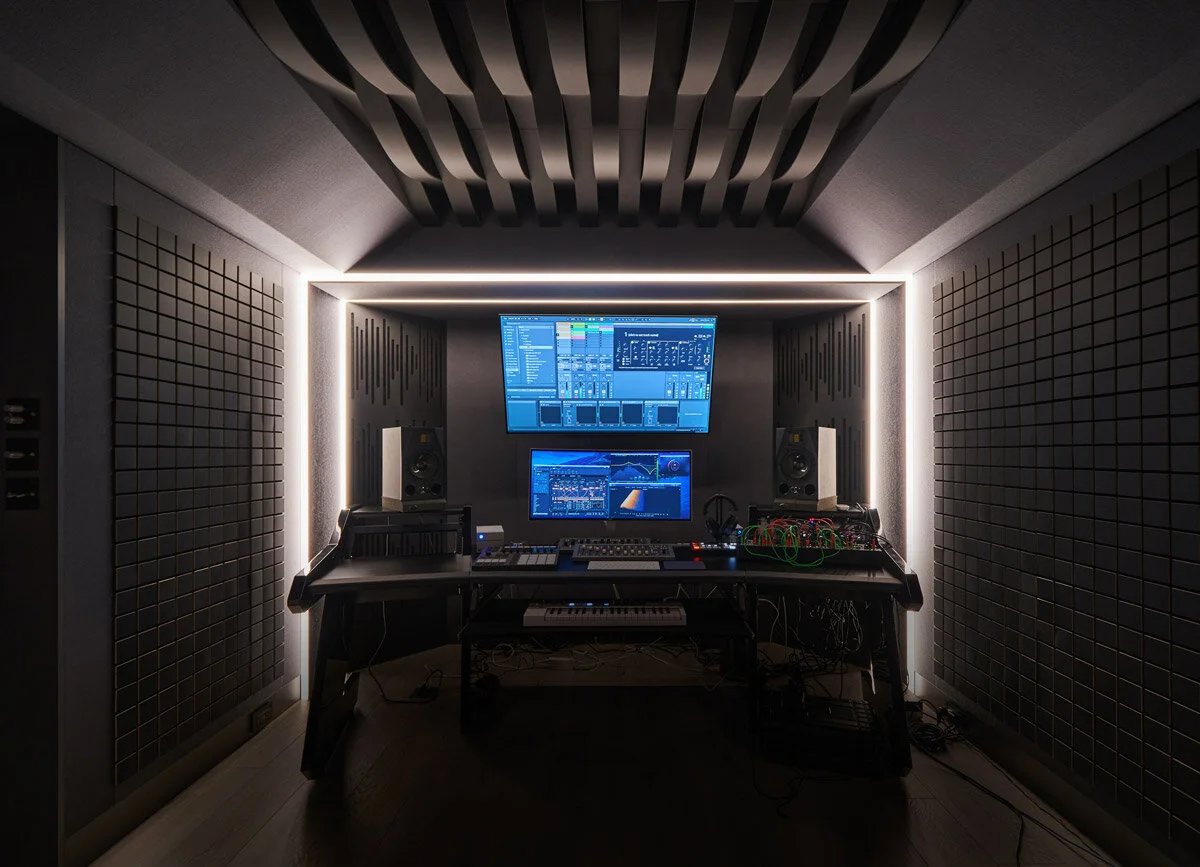 循光映入石灰色的冷調寓所，探訪在明滅之間孕育創作能量的住宅工作室：Track Lab House — Hey!Cheese