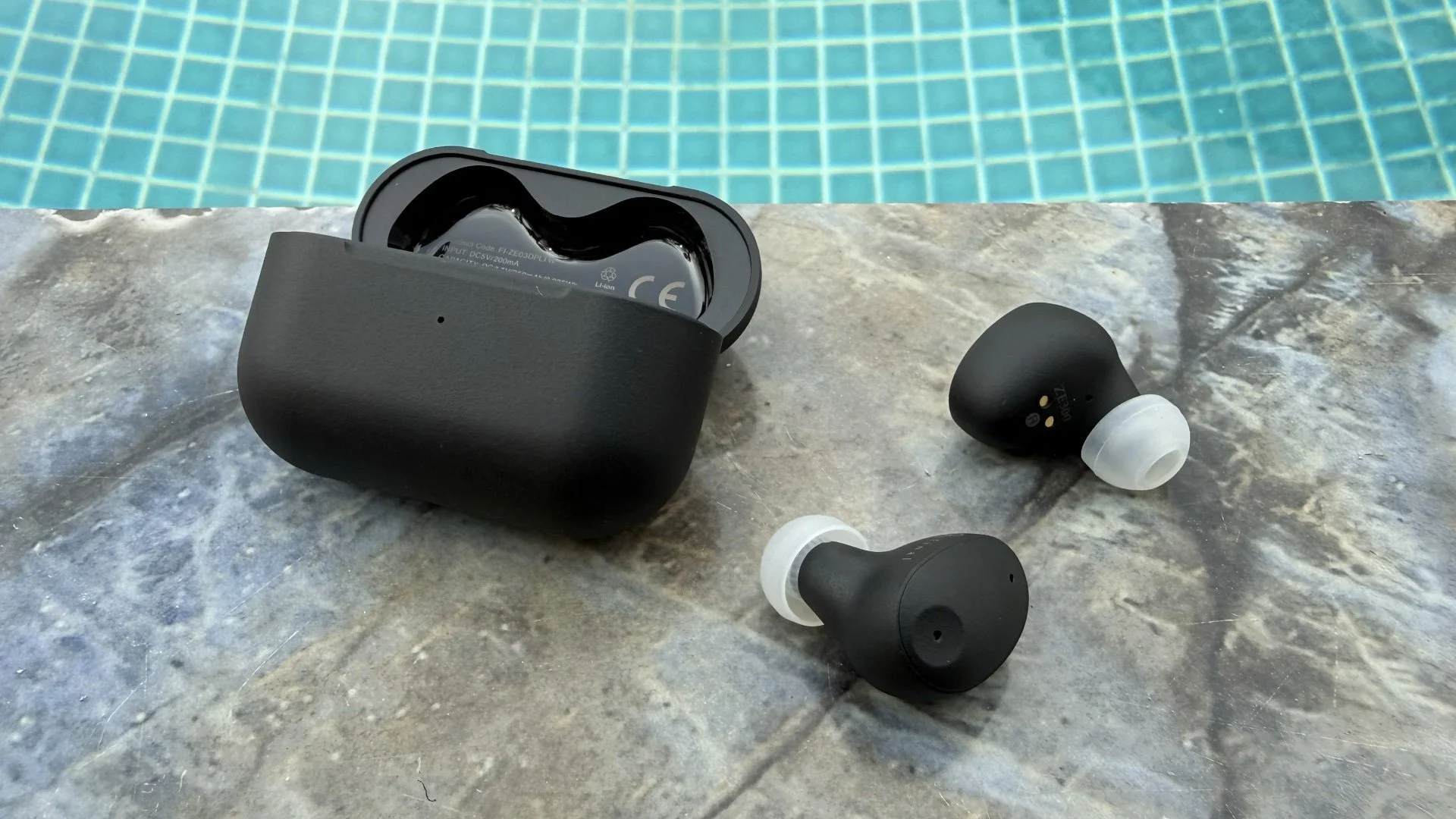 Final ZE300 ANC review: Small size, price... and performance