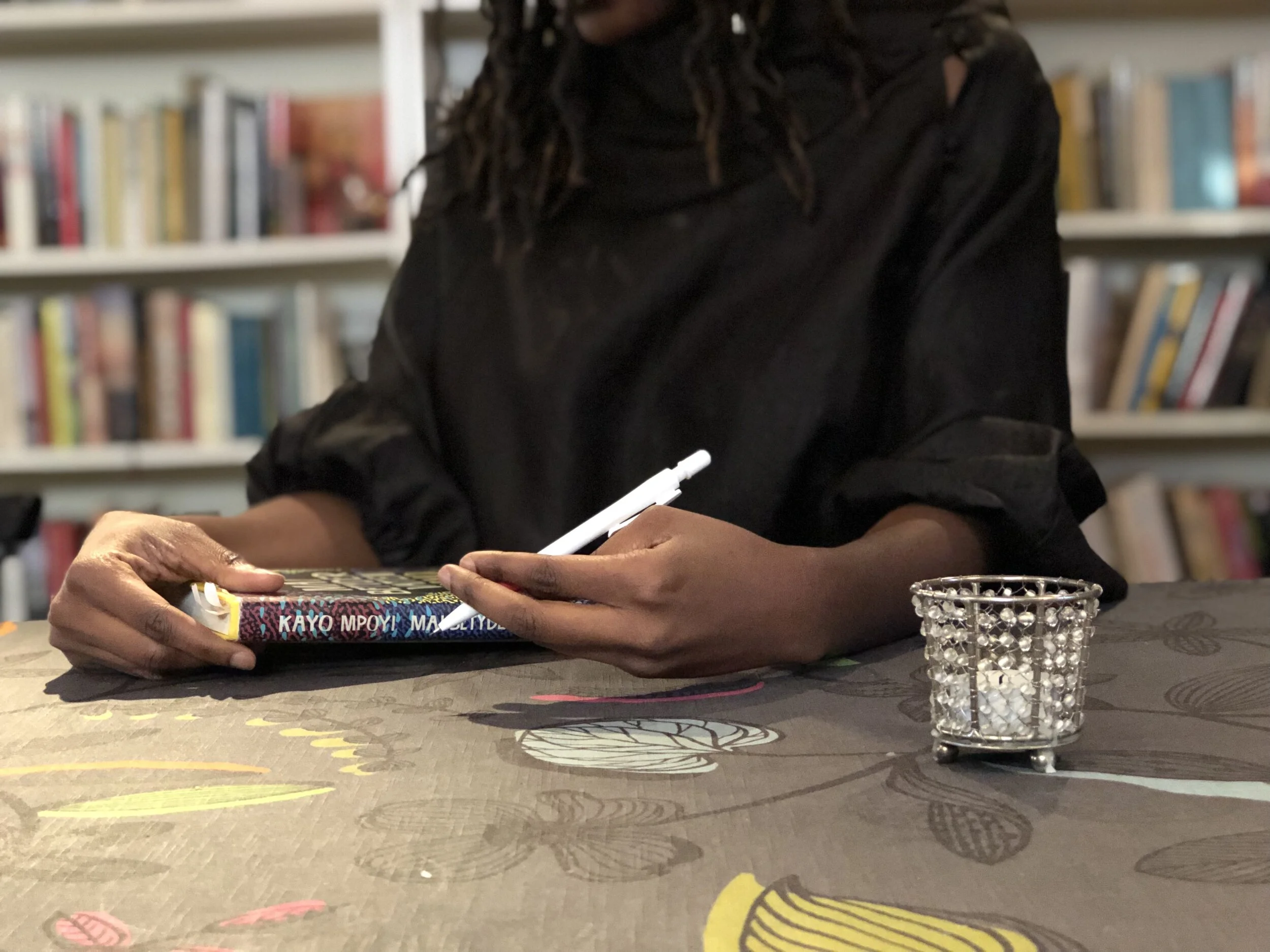 Roman:Mai betyder vatten — Kayo Mpoyi