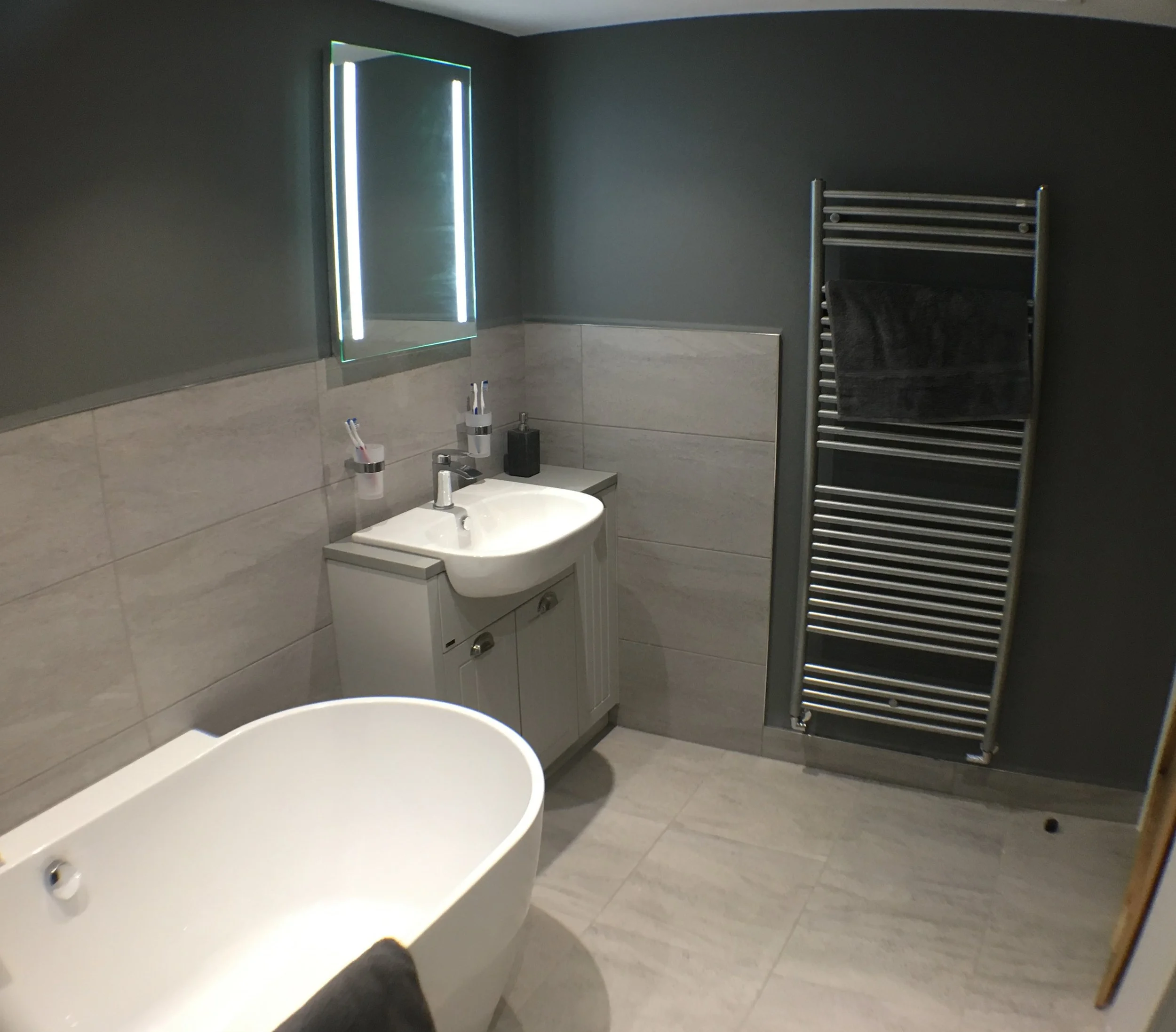 Rounded edges in a bathroom